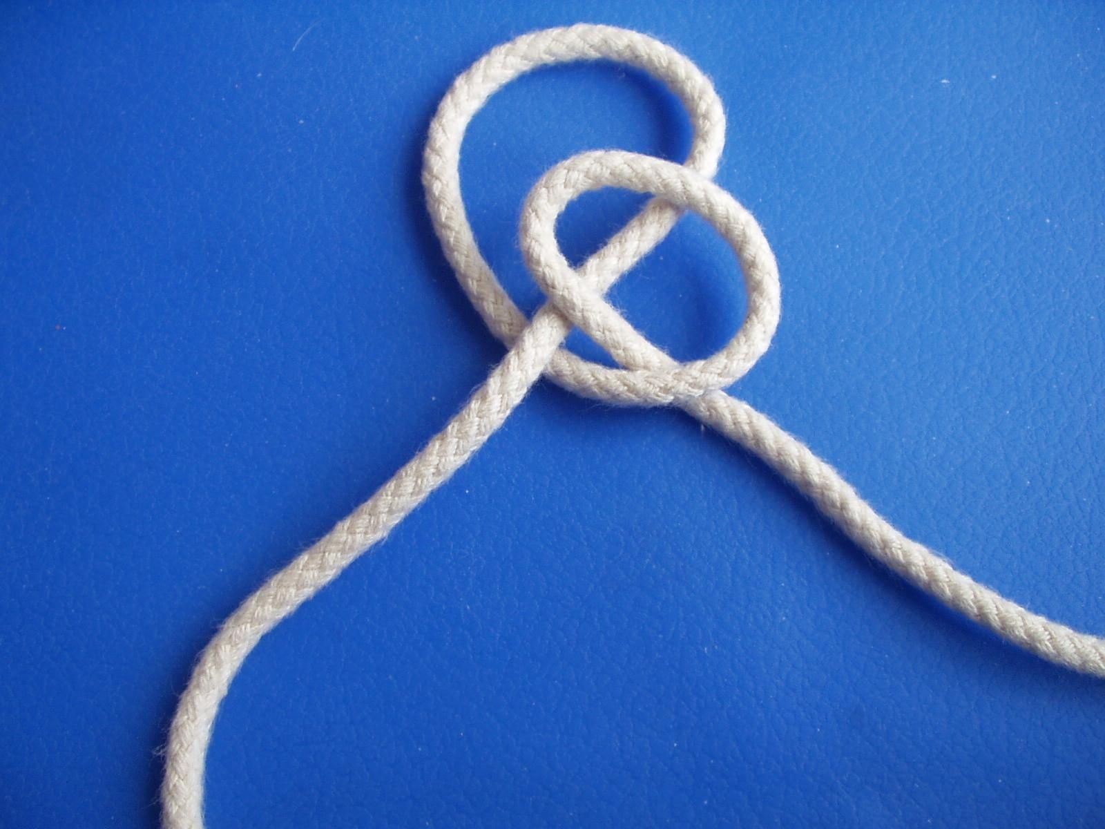 Knife Lanyard Knot Tied on the Table : 8 Steps - Instructables