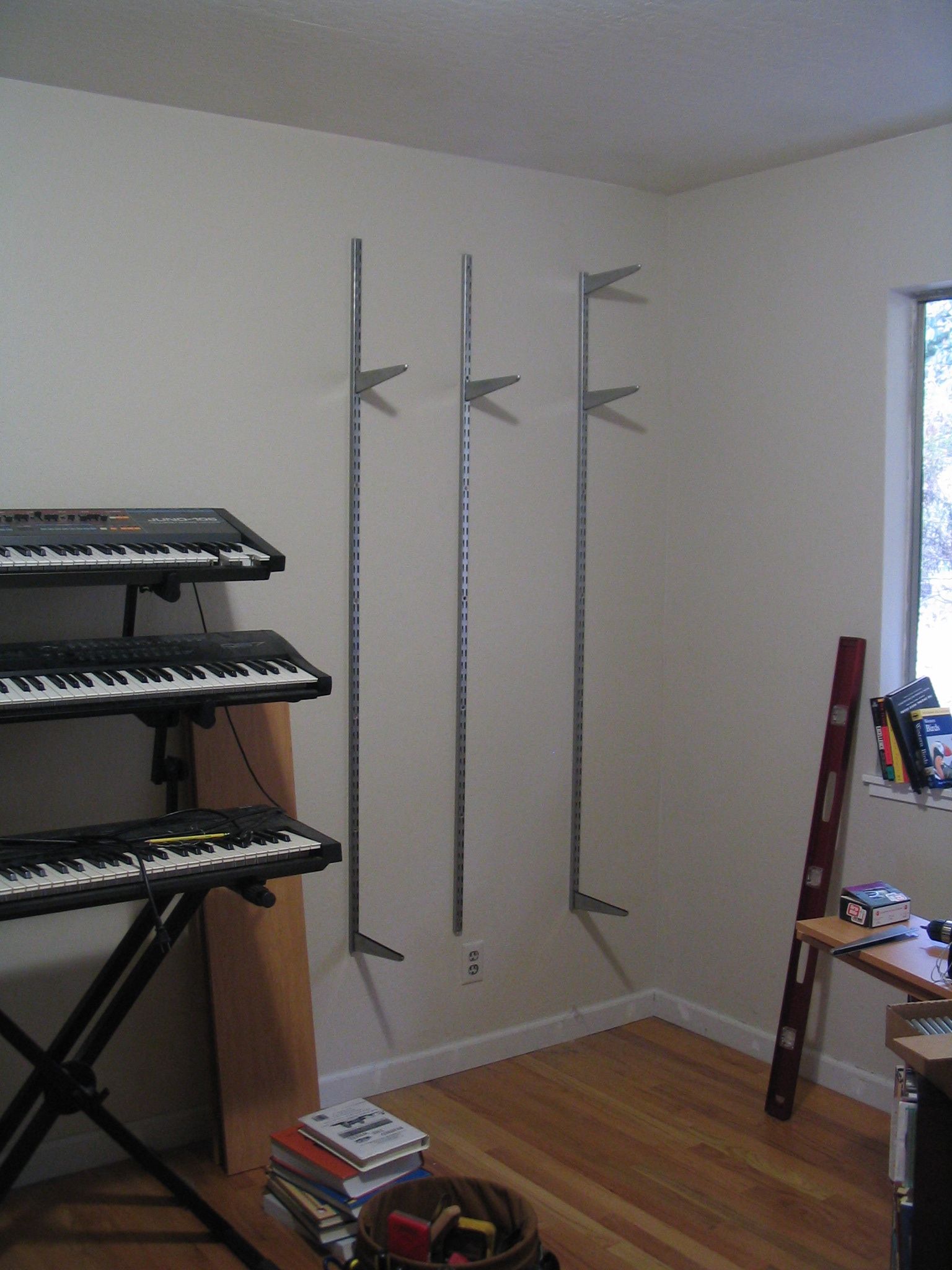 How to Install Standard-and-Bracket Book Shelves : 7 Steps (with ...