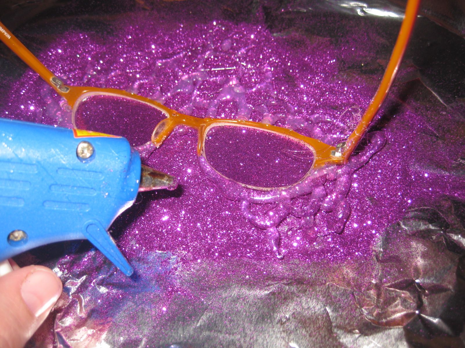 Glitter Mask for the Bespectacled! : 7 Steps - Instructables