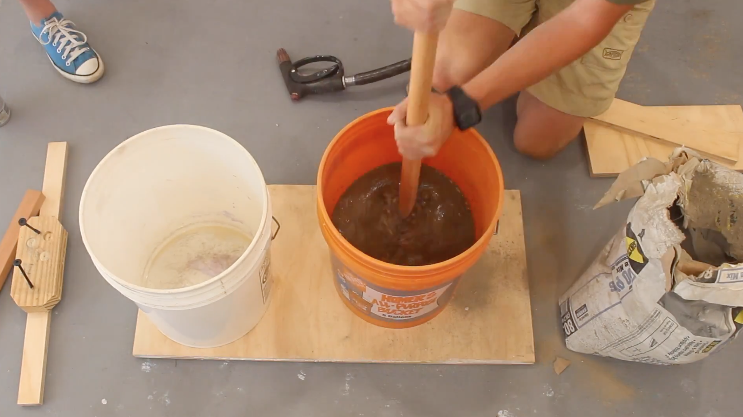 $20 DIY Modern Concrete and 2x12 Wood Bench- Very Easy to Make : 8 ...