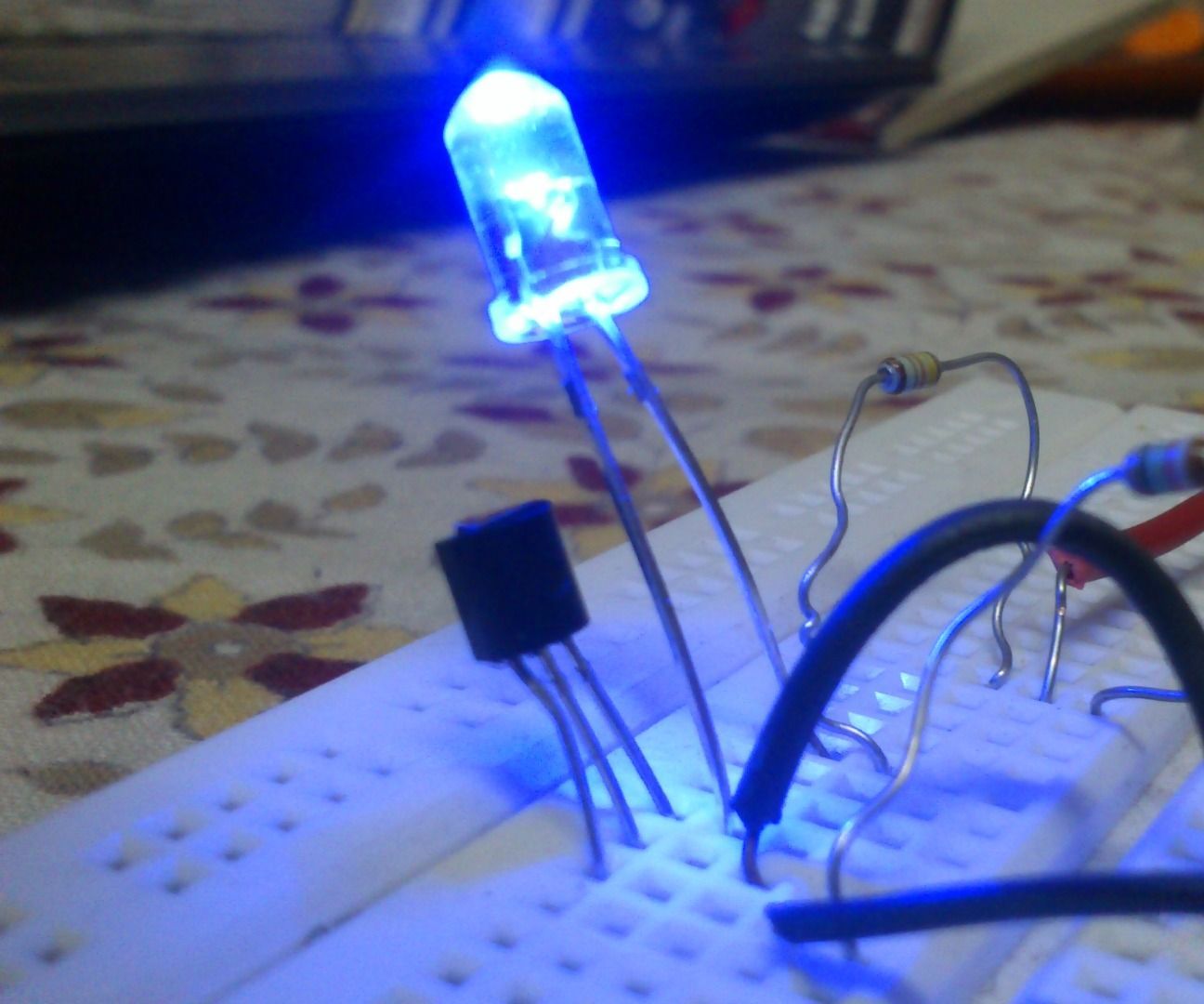 Light/dark Sensor Using BJT Light - Instructables