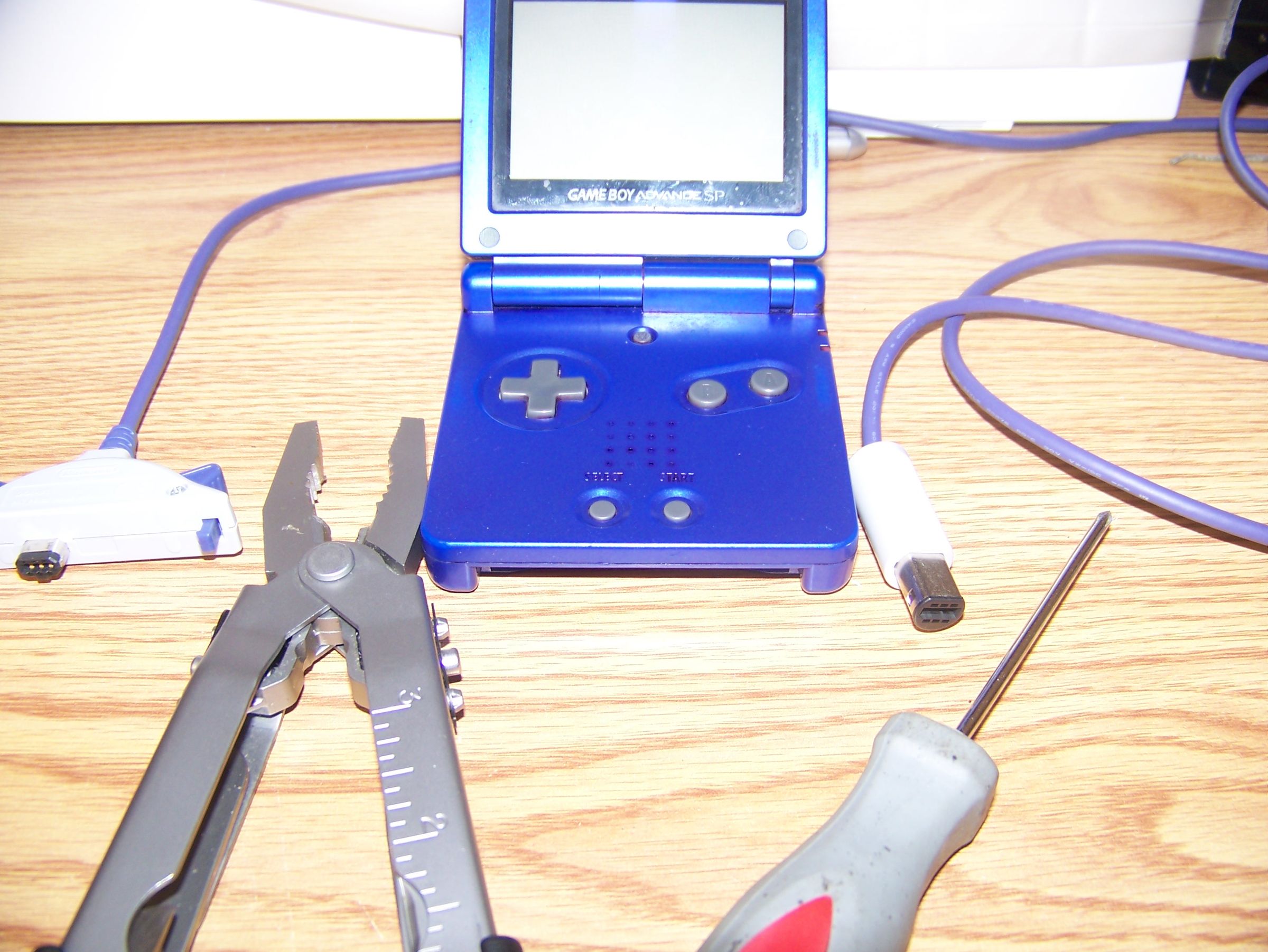 Charge a Game Boy Advance SP and Still Have It Plugged Into a Gamecube ...