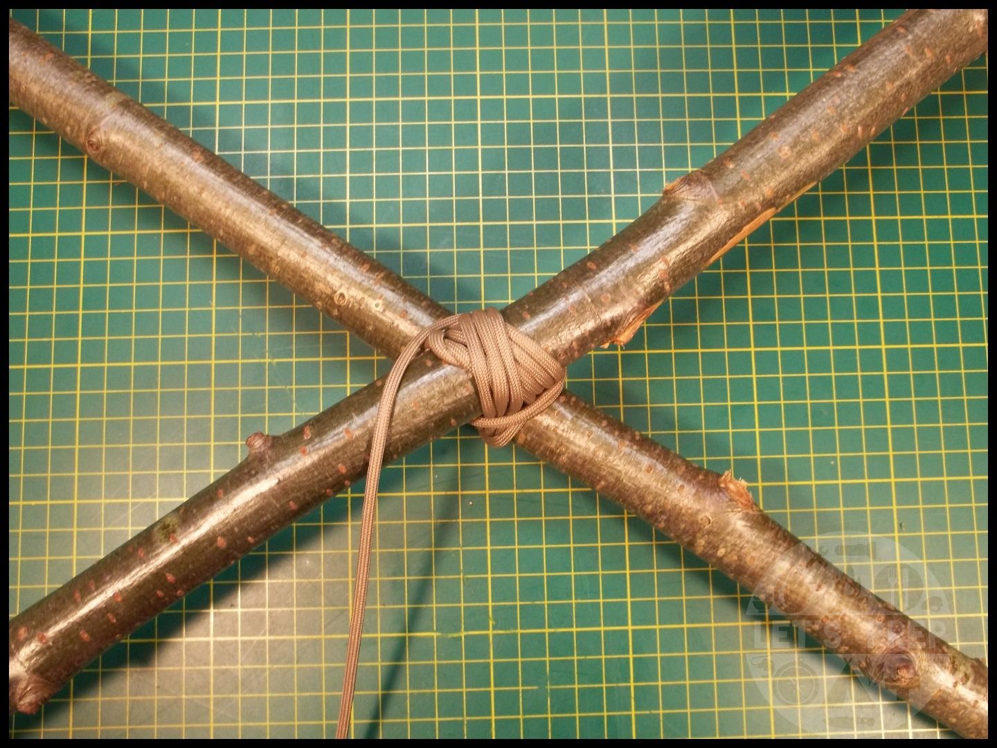 Quick Skills #5: How to Tie Lashings - Pt.2 Diagonal Lashing : 7 Steps ...