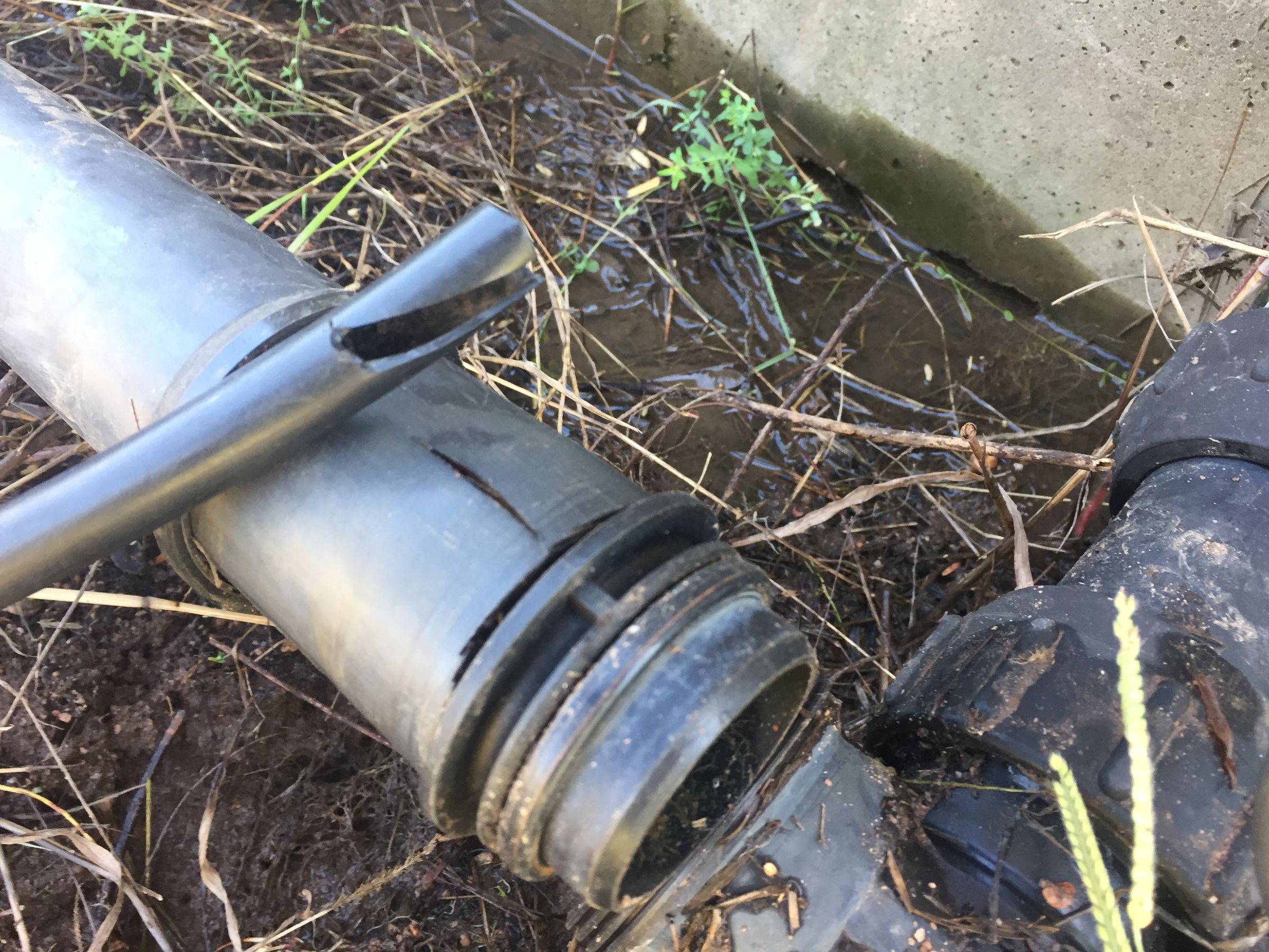 FIX a SPLIT POLY PIPE : 5 Steps (with Pictures) - Instructables