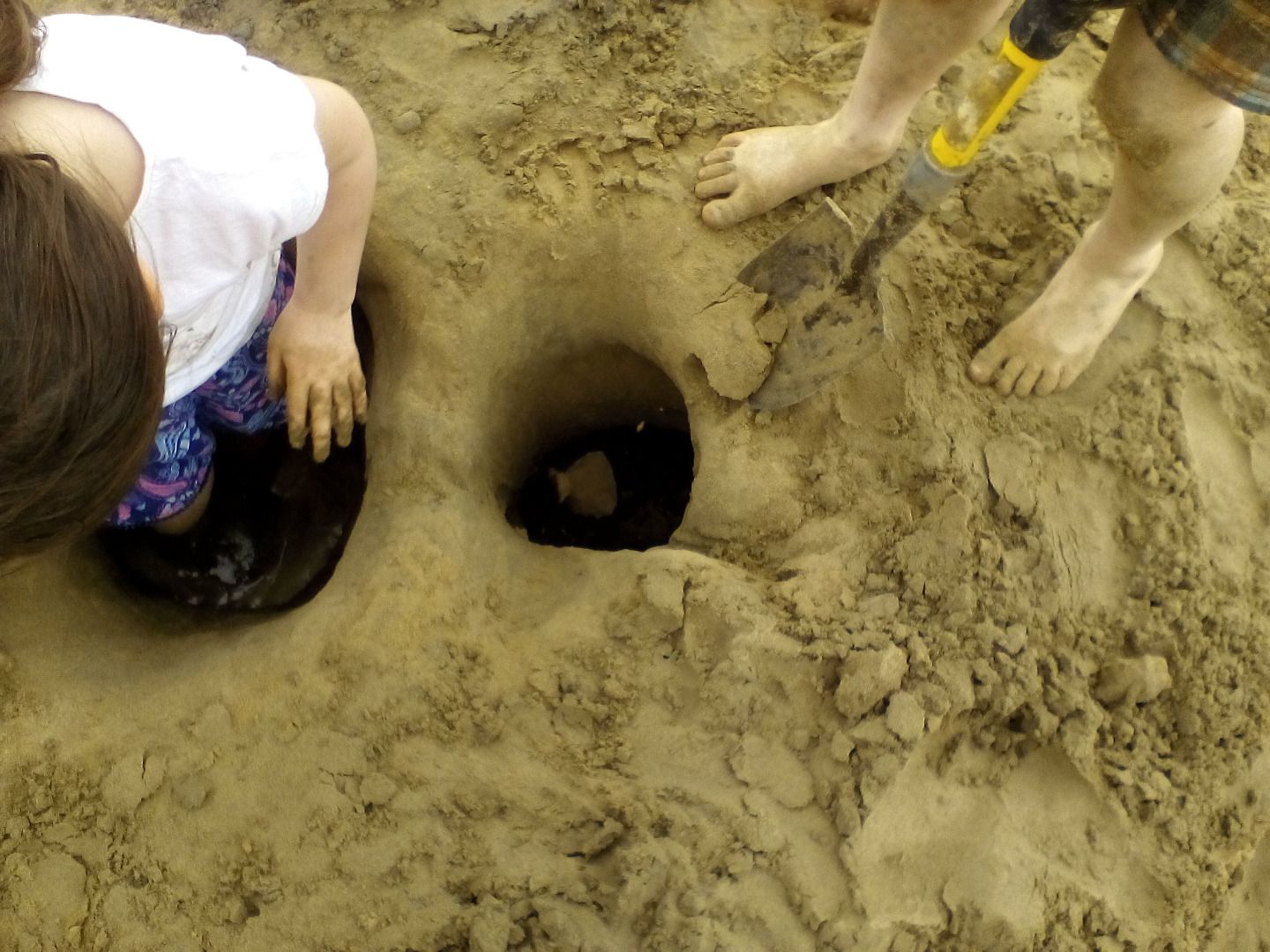 Dig Your Way to a Super Massive Beach Hole : 4 Steps (with Pictures ...