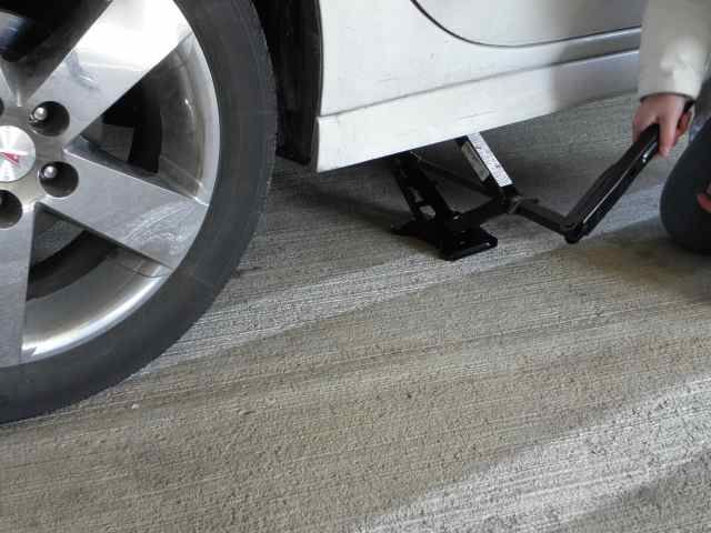How to Change a Car Tire : 7 Steps - Instructables
