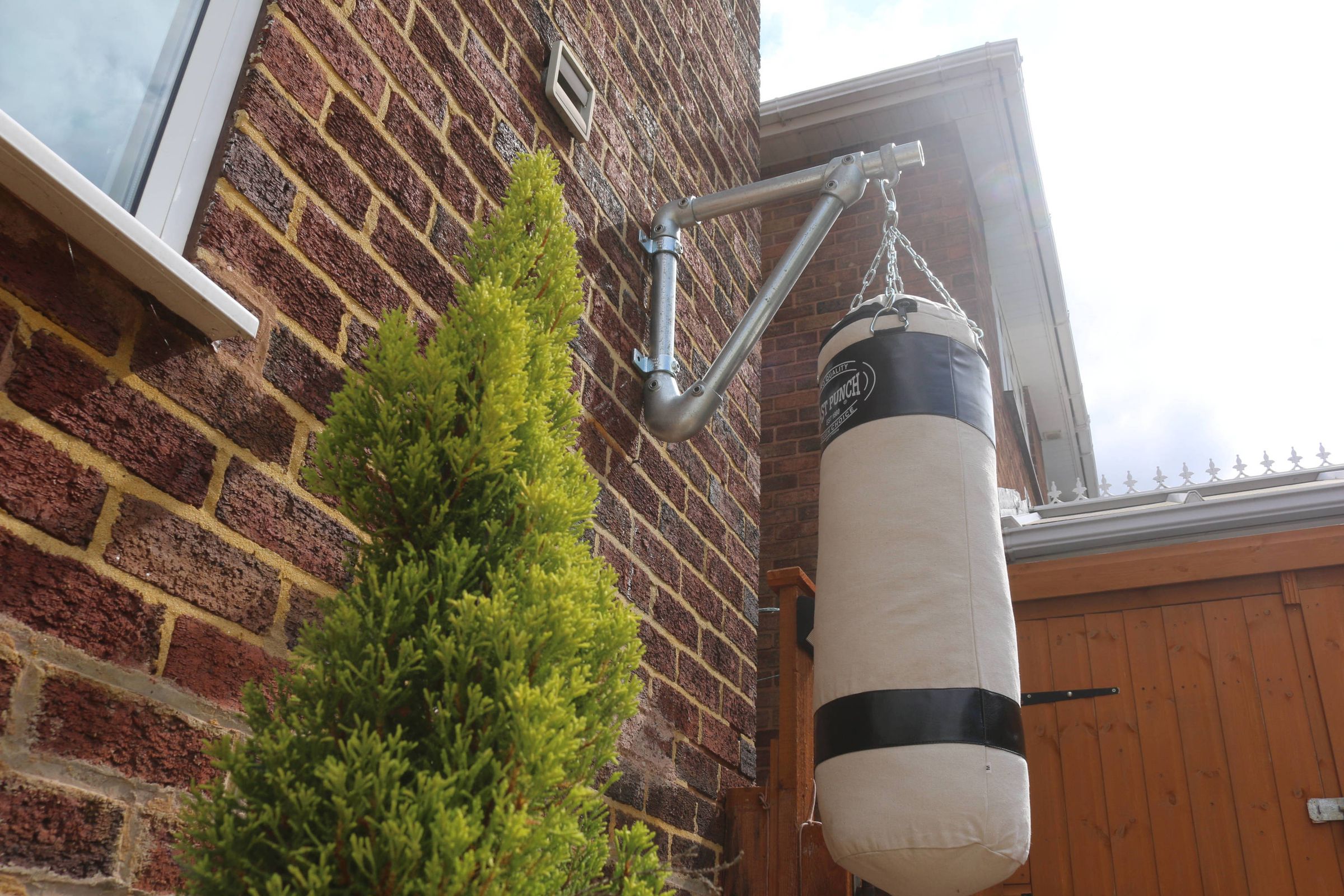 How to Make a Punch Bag Wall Bracket Using Scaffold Poles : 4 Steps ...