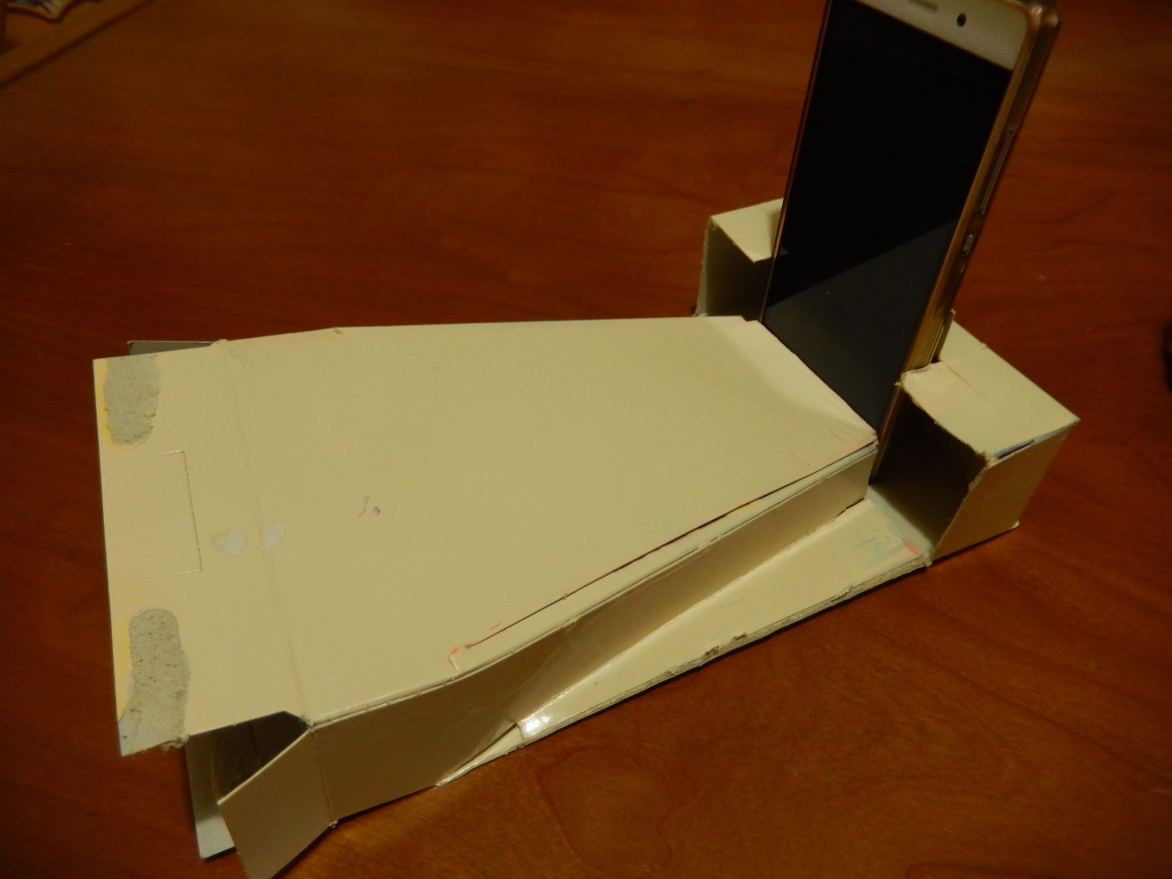 How to Boost the Volume of a Smartphone With a Carton Box : 3 Steps ...