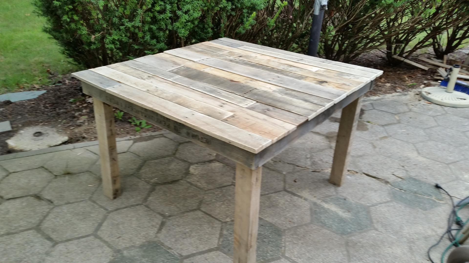 DIY PALLET TABLE-100% PALLET WOOD : 11 Steps (with Pictures ...
