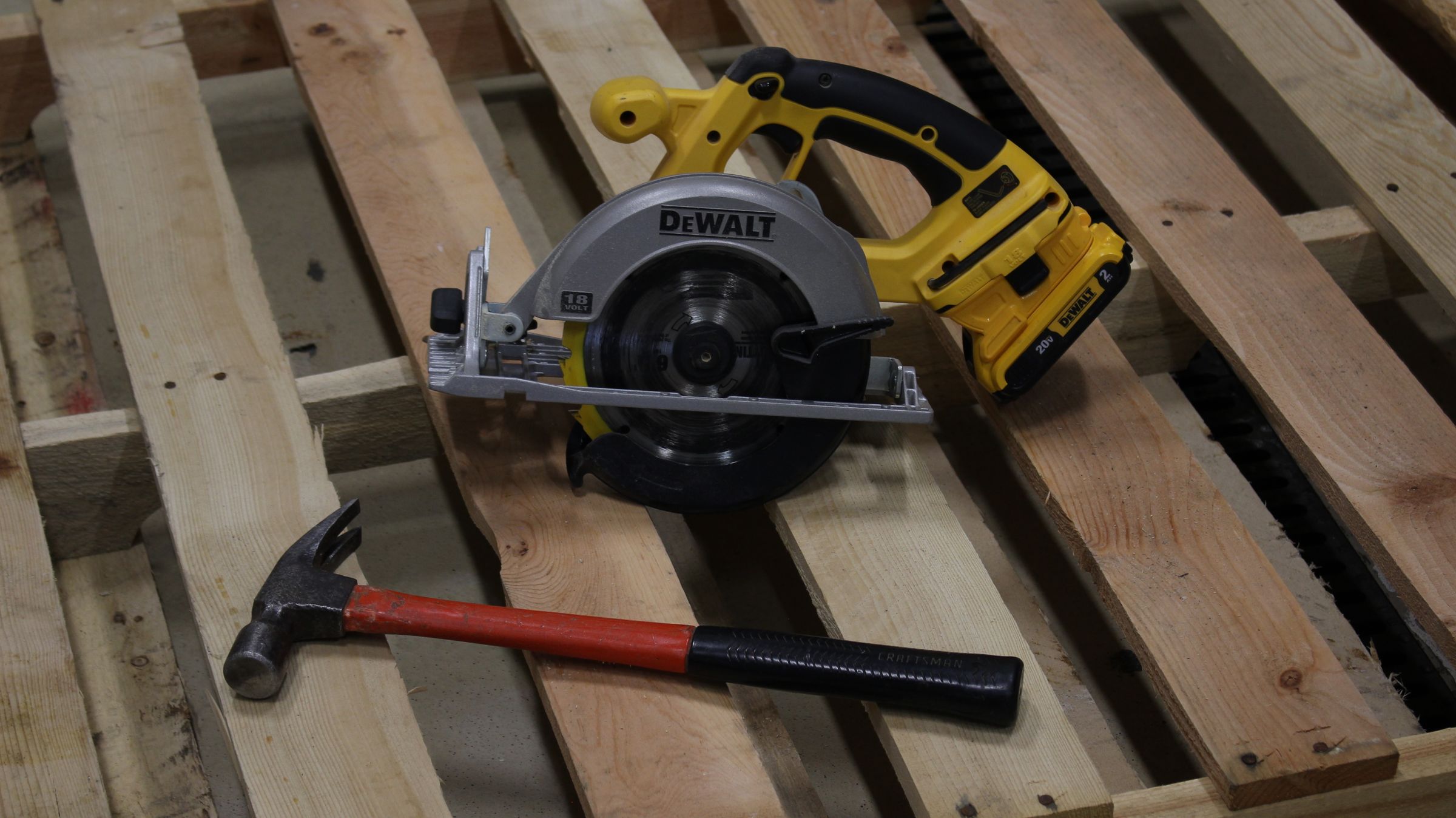 How to Efficiently Disassemble a Pallet in Three Easy Steps : 4 Steps ...