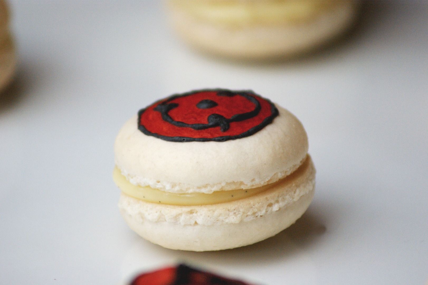 White Chocolate & Vanilla Bean Naruto Sharingan Macarons : 5 Steps ...