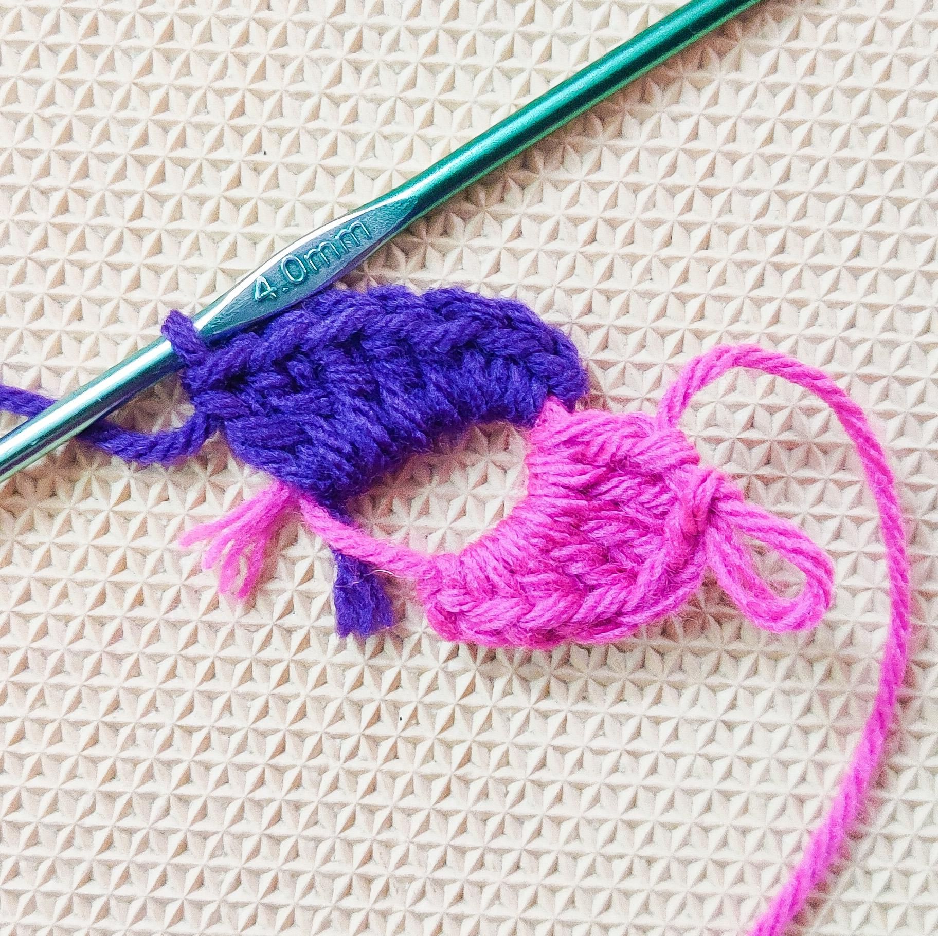 How to Make a Solid Two Color Spiral Crochet Circle : 8 Steps (with ...