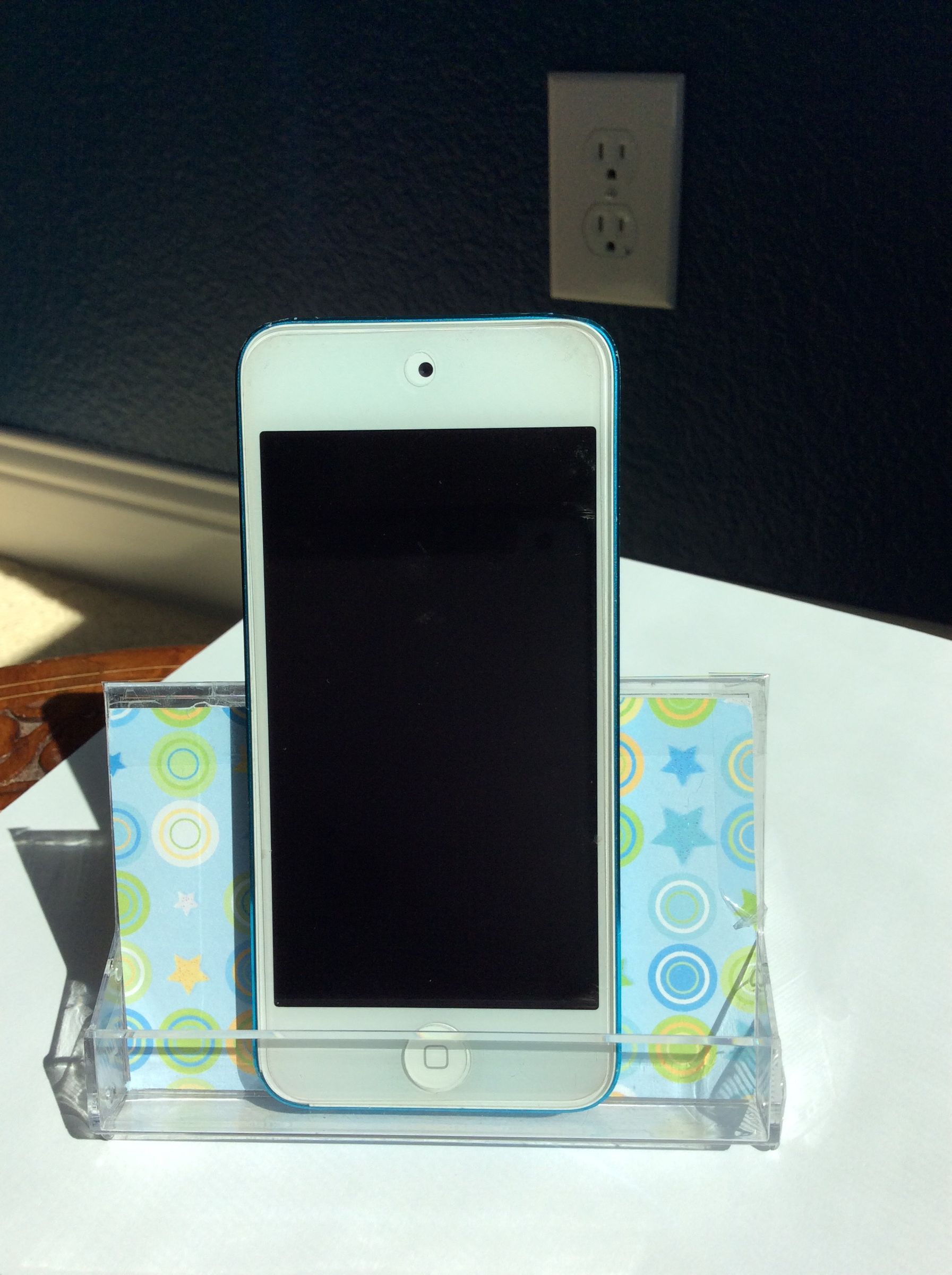 DIY IPod and IPhone Stand From an Old Cassette Case! : 4 Steps - Instructables