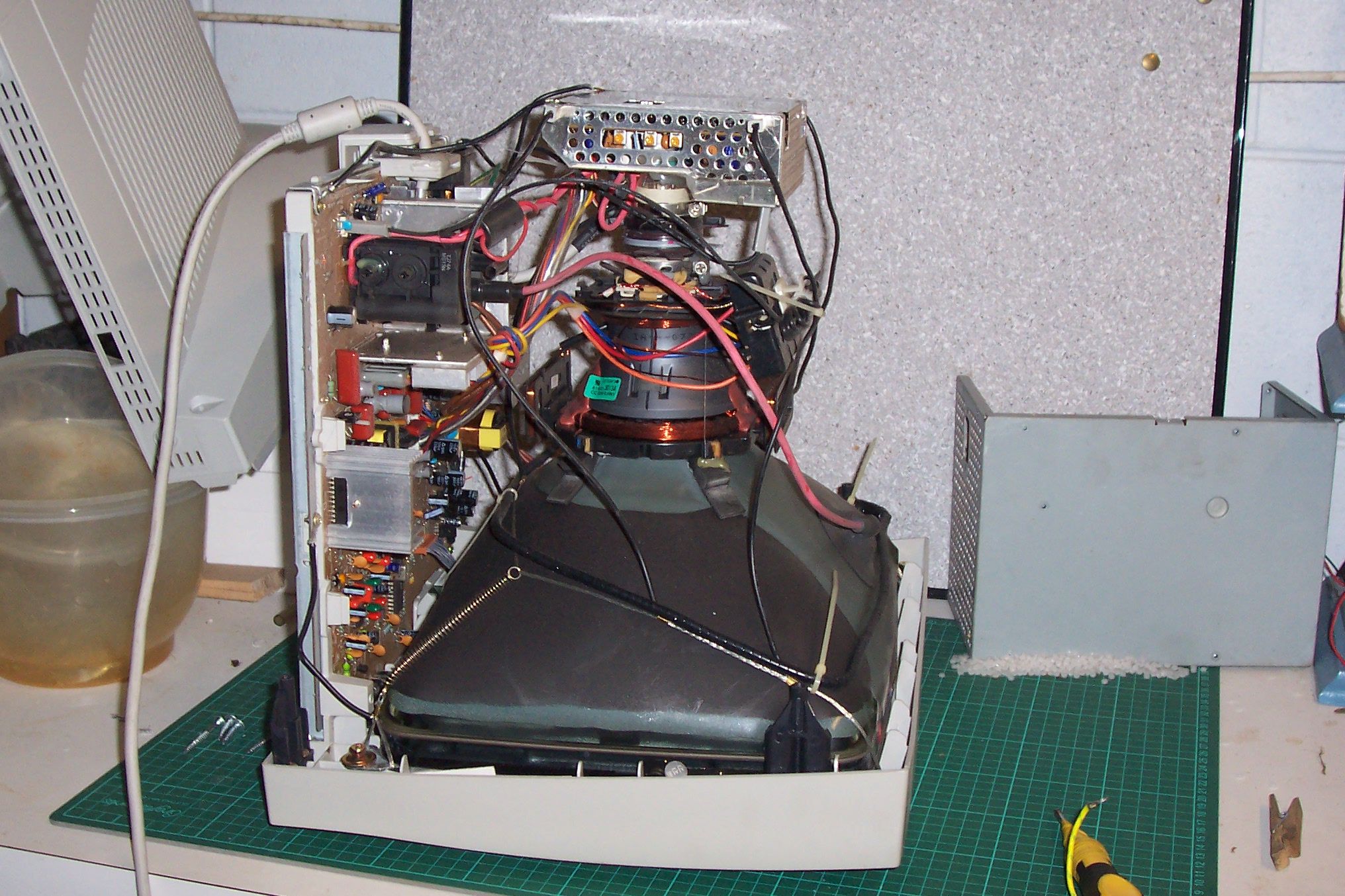 How to Safely Disassemble a CRT Monitor : 5 Steps - Instructables