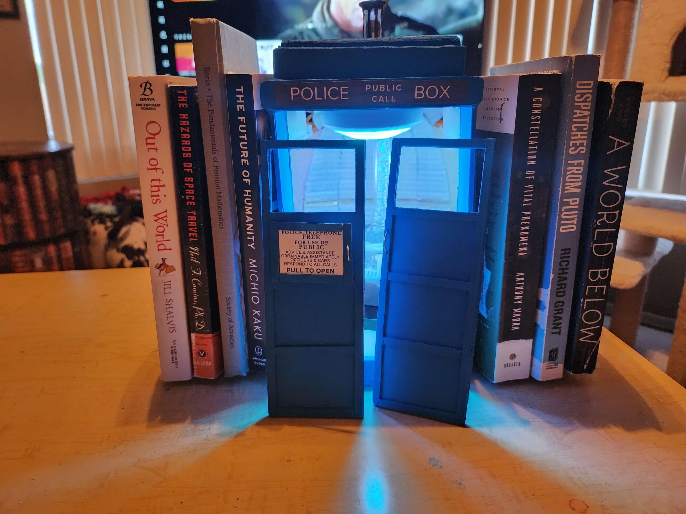 Doctor Who TARDIS Book Nook (That’s Bigger on the Inside!) : 7 Steps ...