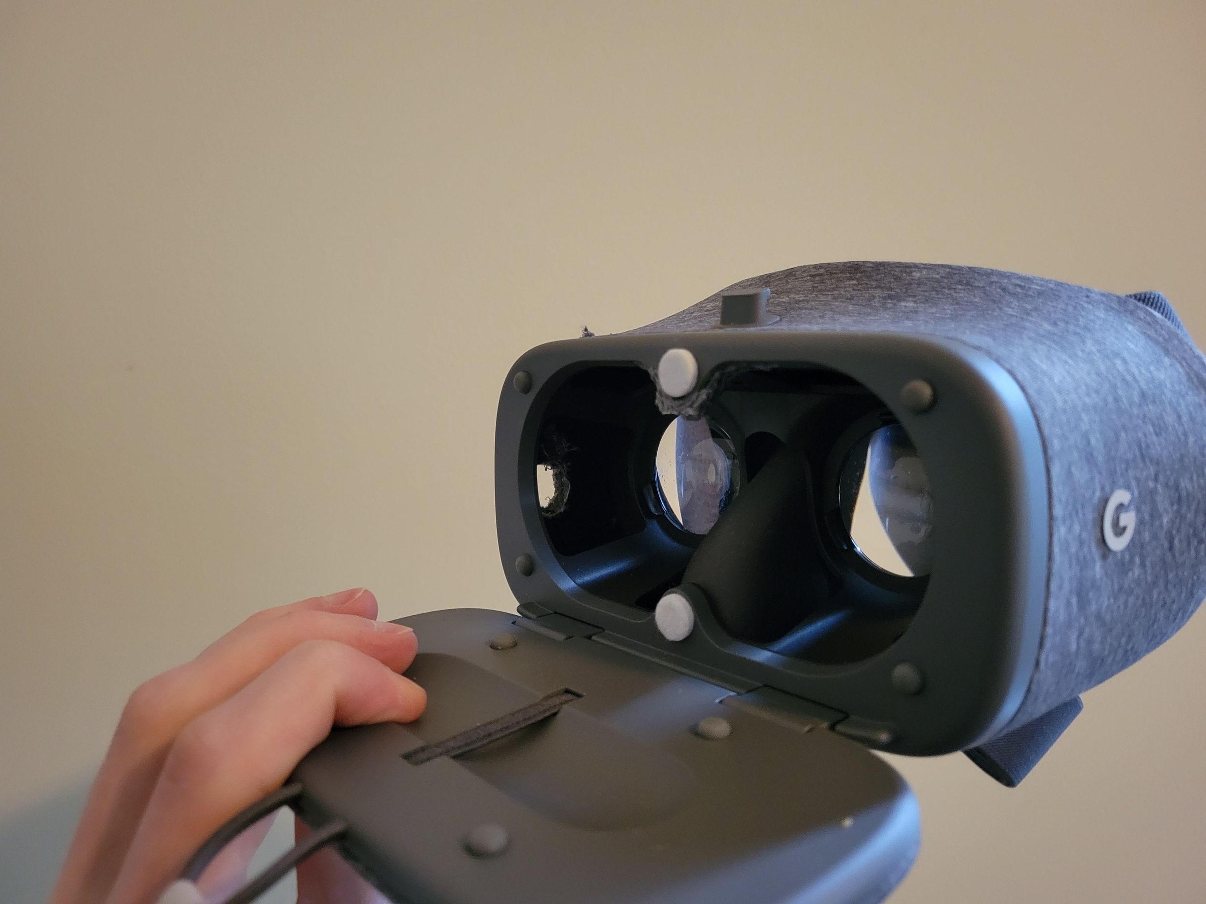 Using the Google Cardboard Viewer With a Google Daydream Headset : 3 ...