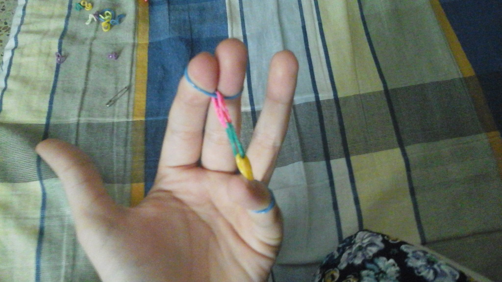 Loom Band Bracelet Using Fingers : 6 Steps - Instructables
