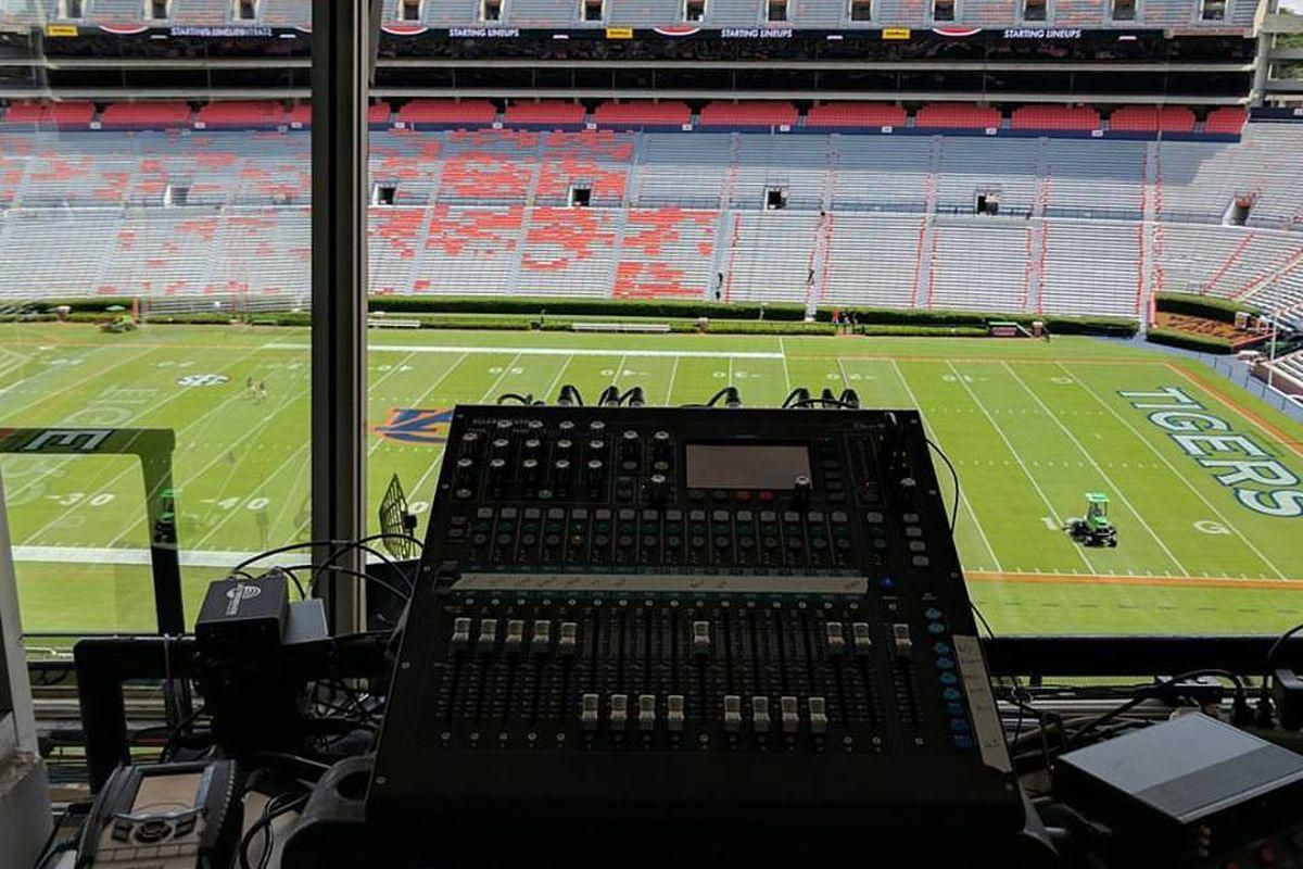 How to Commentate a Live Sports Game. : 6 Steps - Instructables