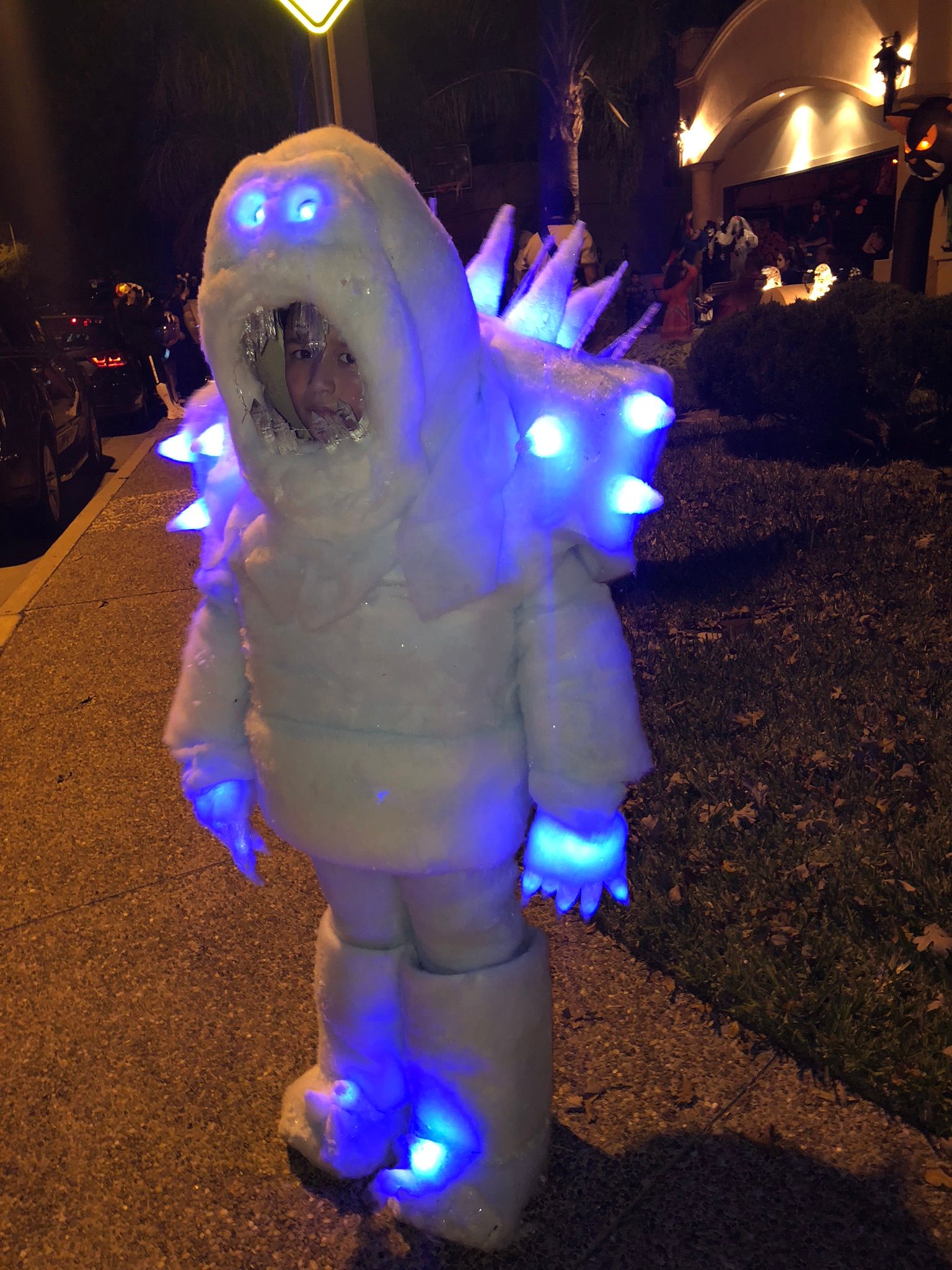 DIY Frozen’s Marshmallow Snow Monster Costume : 5 Steps - Instructables