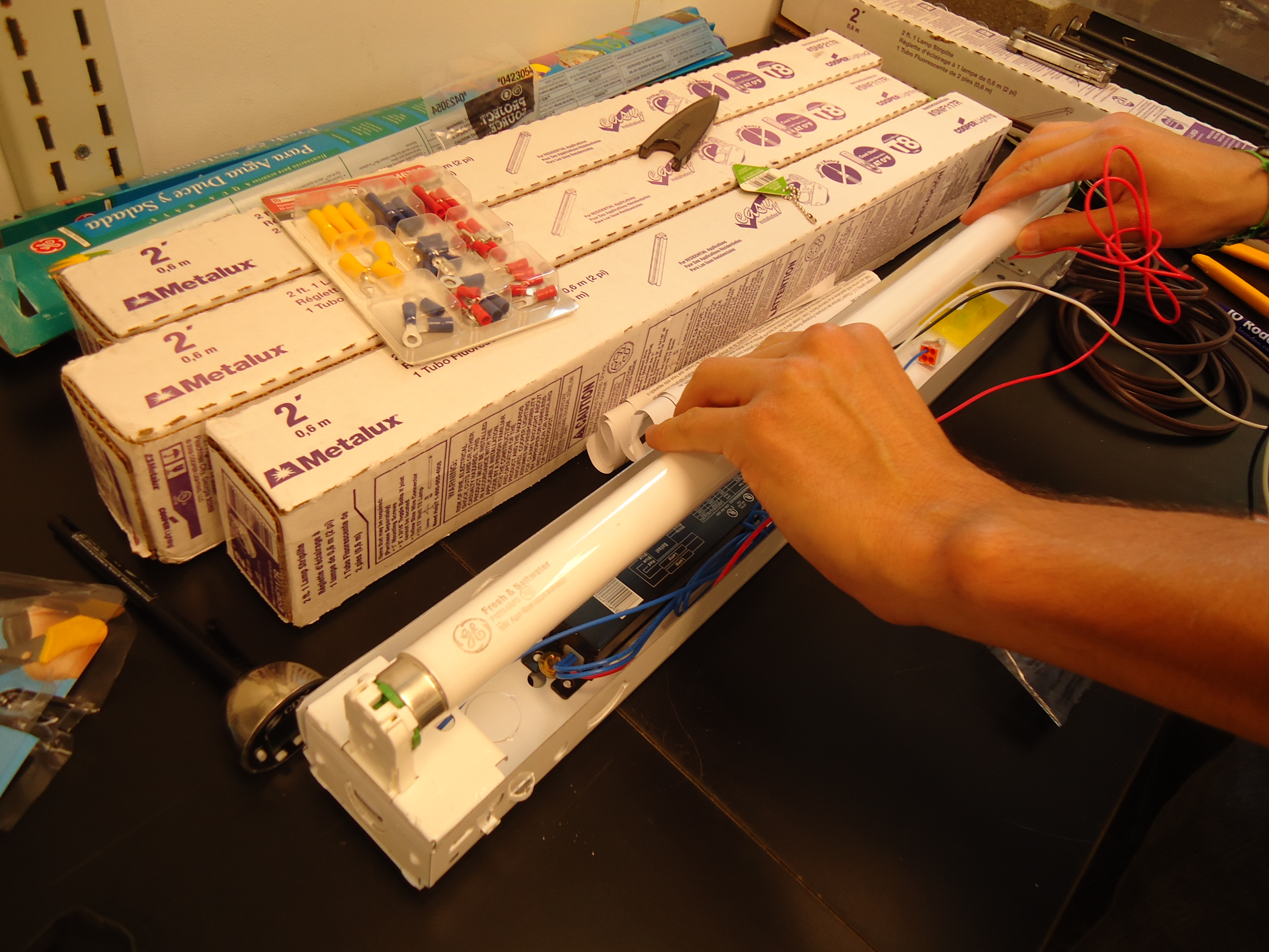 Biomonstaaar's Fluorescent Lights : 10 Steps - Instructables