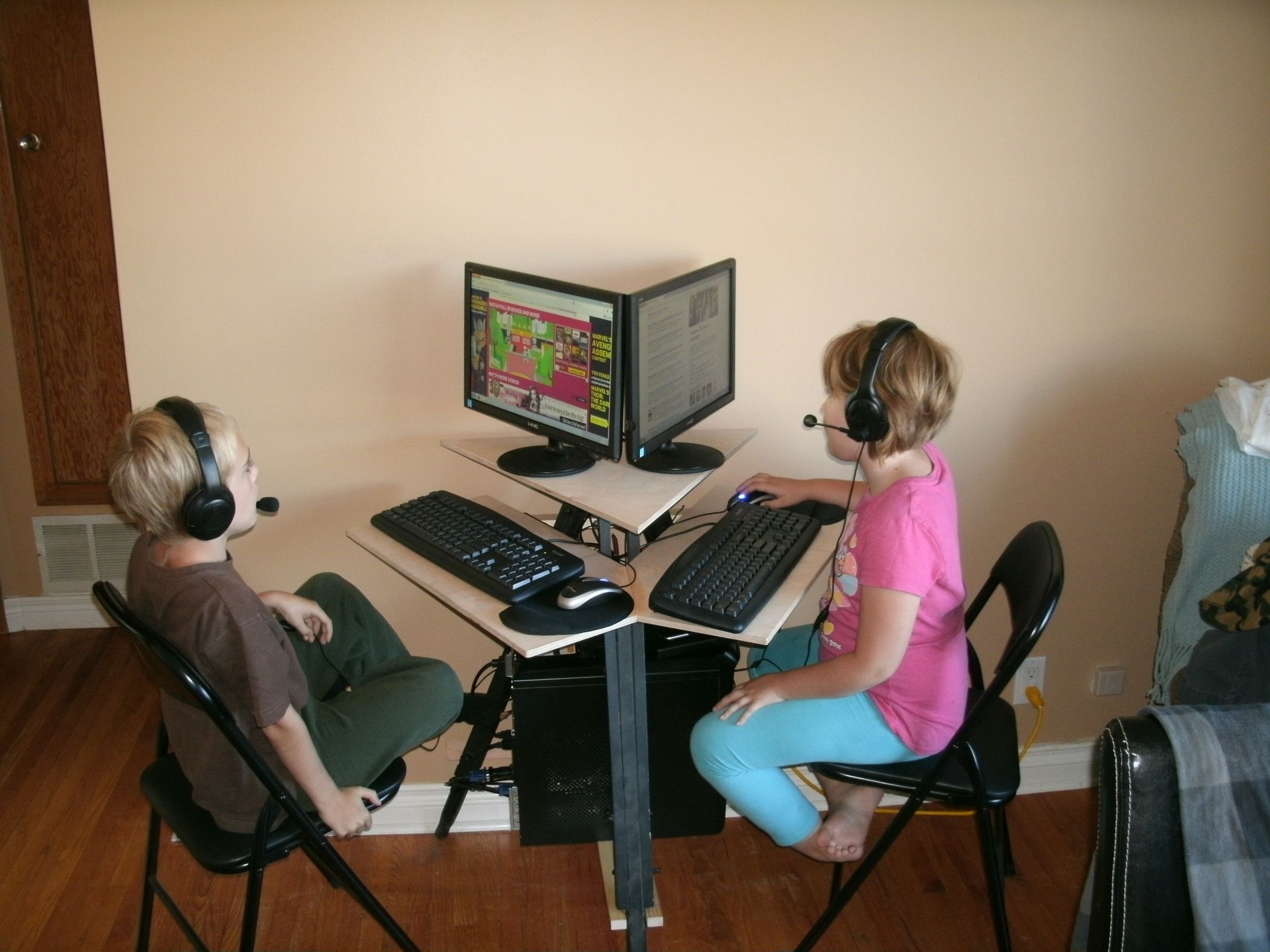 Space Saving Tripod Computer Desk for Two : 4 Steps (with Pictures ...