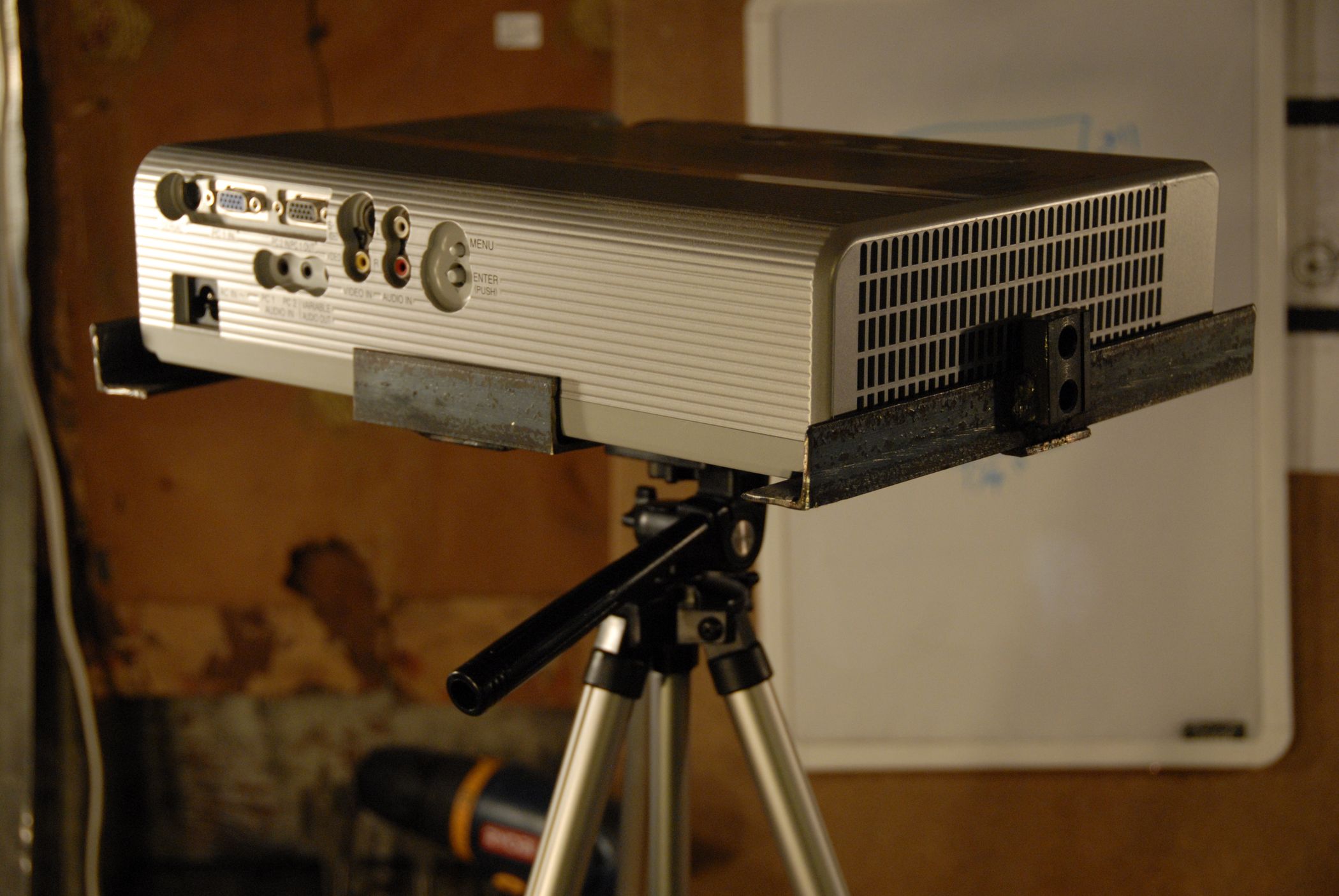 Tripod Mount for Digital Projector : 7 Steps (with Pictures ...