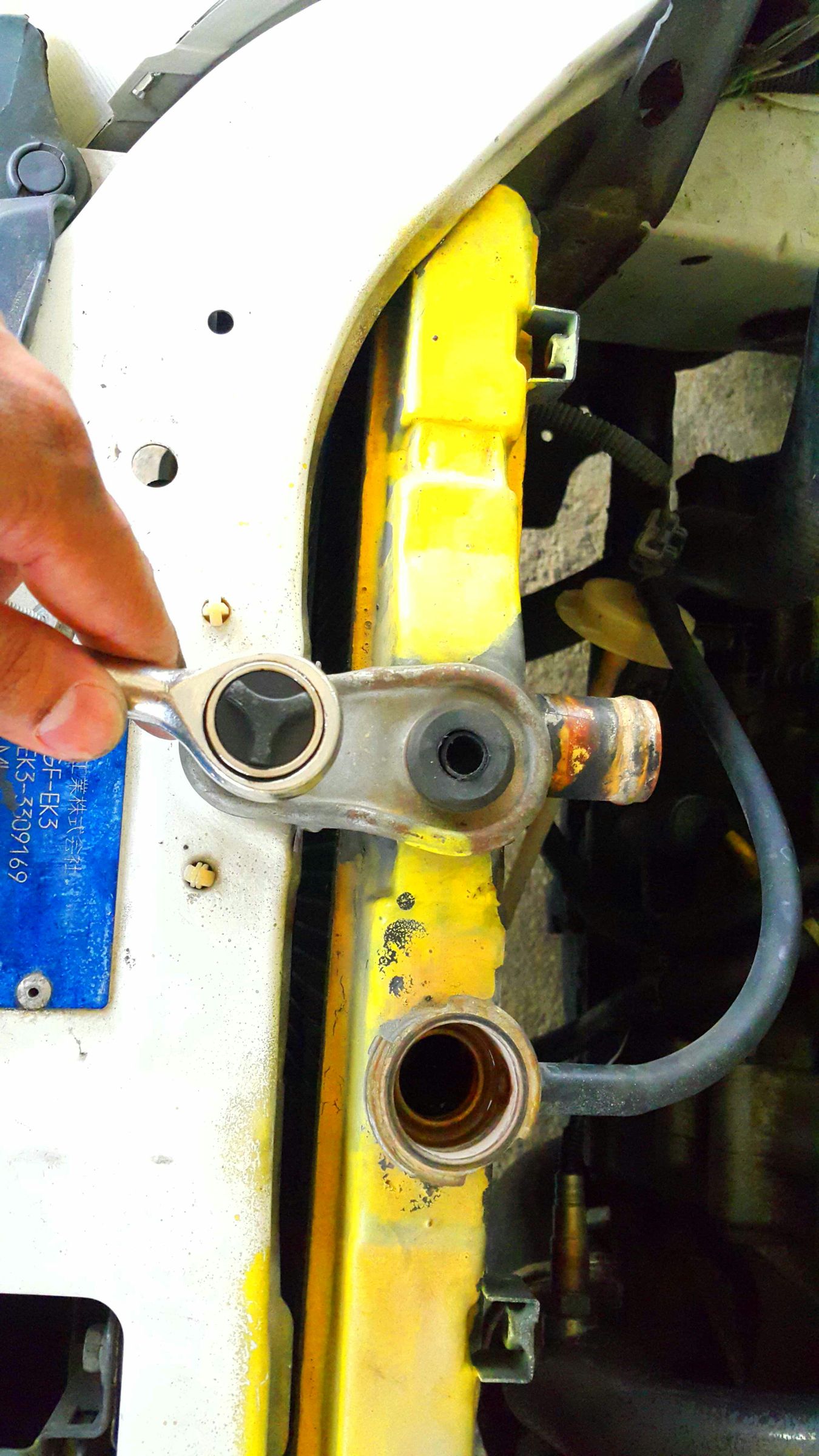 Replacing Radiator Mounts. : 3 Steps - Instructables