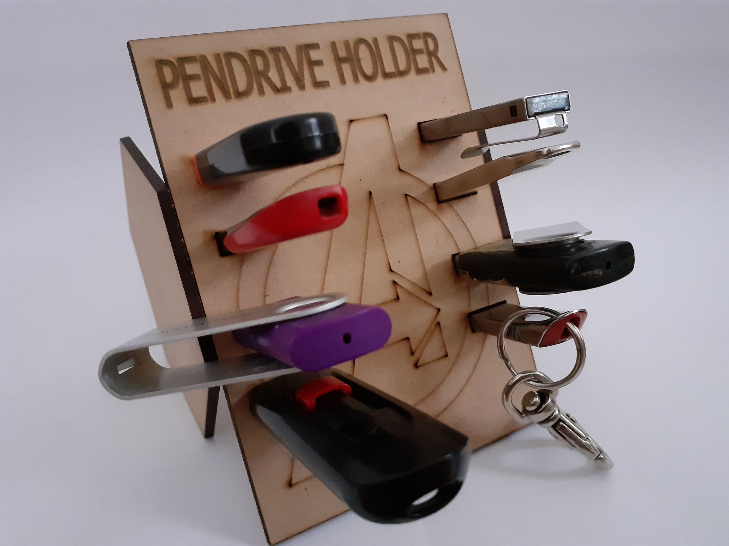 AVENGER PENDRIVE DESKTOP HOLDER : 3 Steps - Instructables