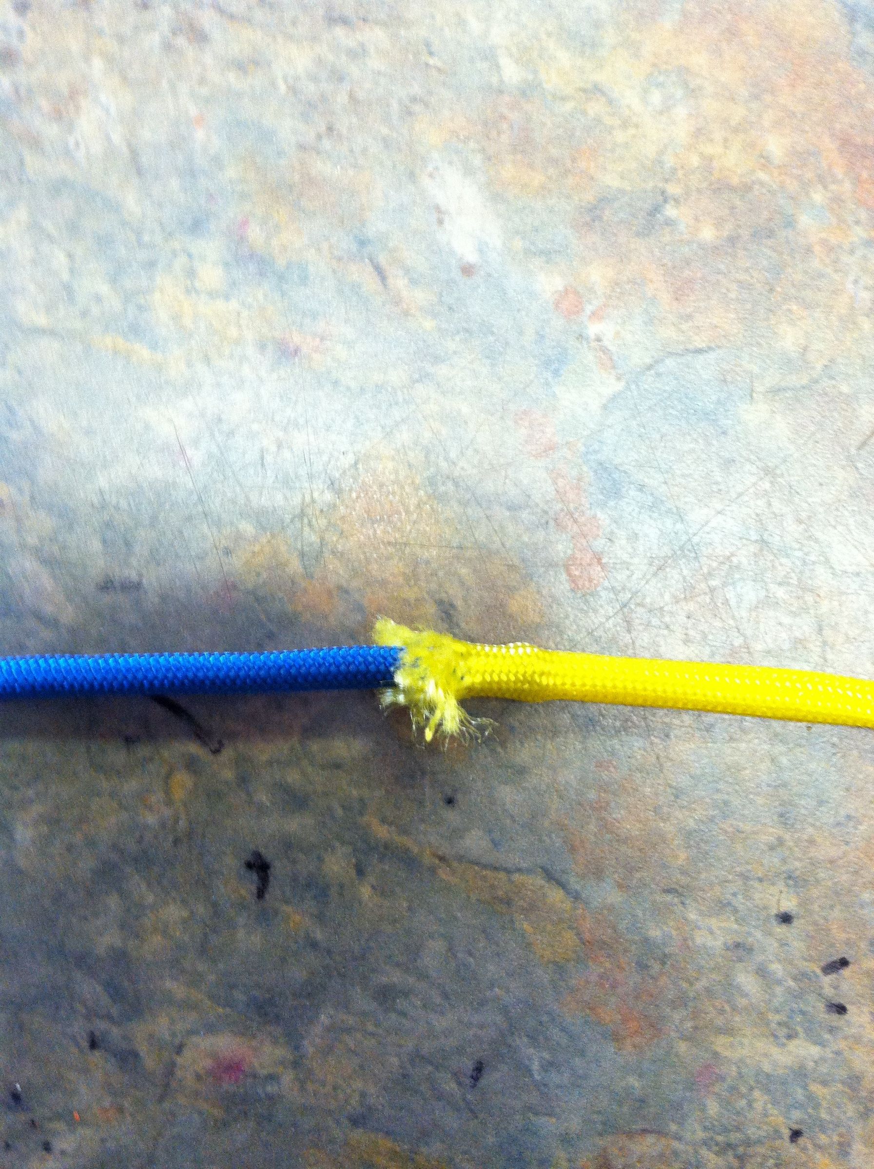 2 Color Paracord Bracelet (Tutorial) : 7 Steps - Instructables