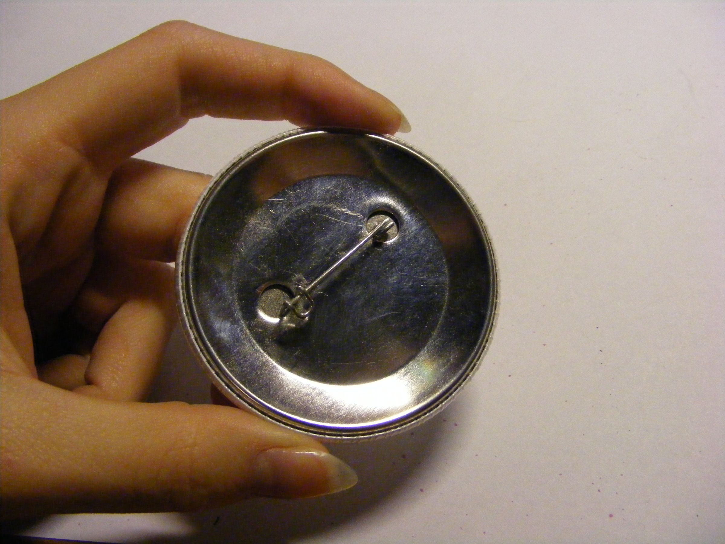 Original Pinbadge Recycling : 6 Steps (with Pictures) - Instructables
