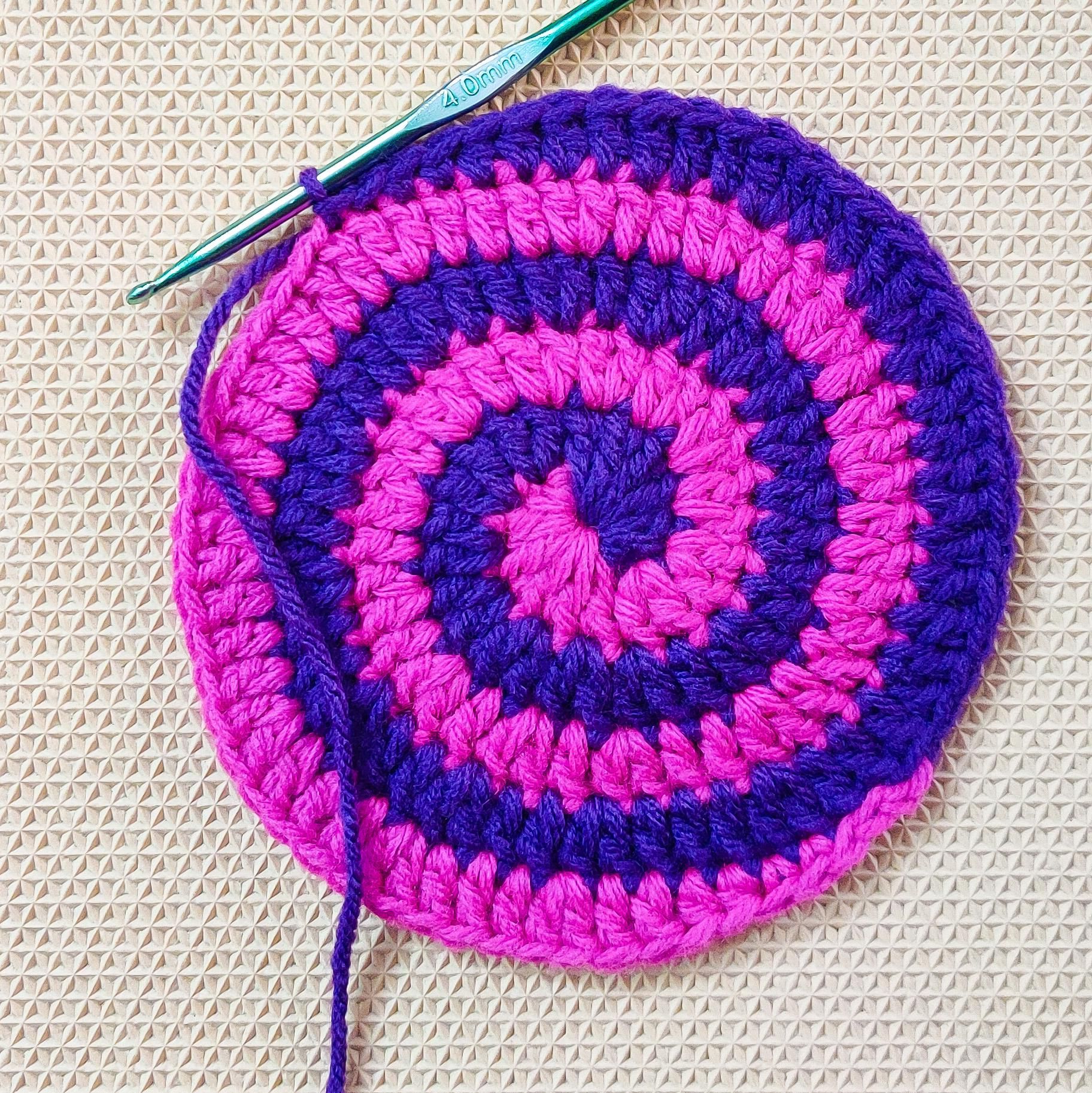 How to Make a Solid Two Color Spiral Crochet Circle : 8 Steps (with ...