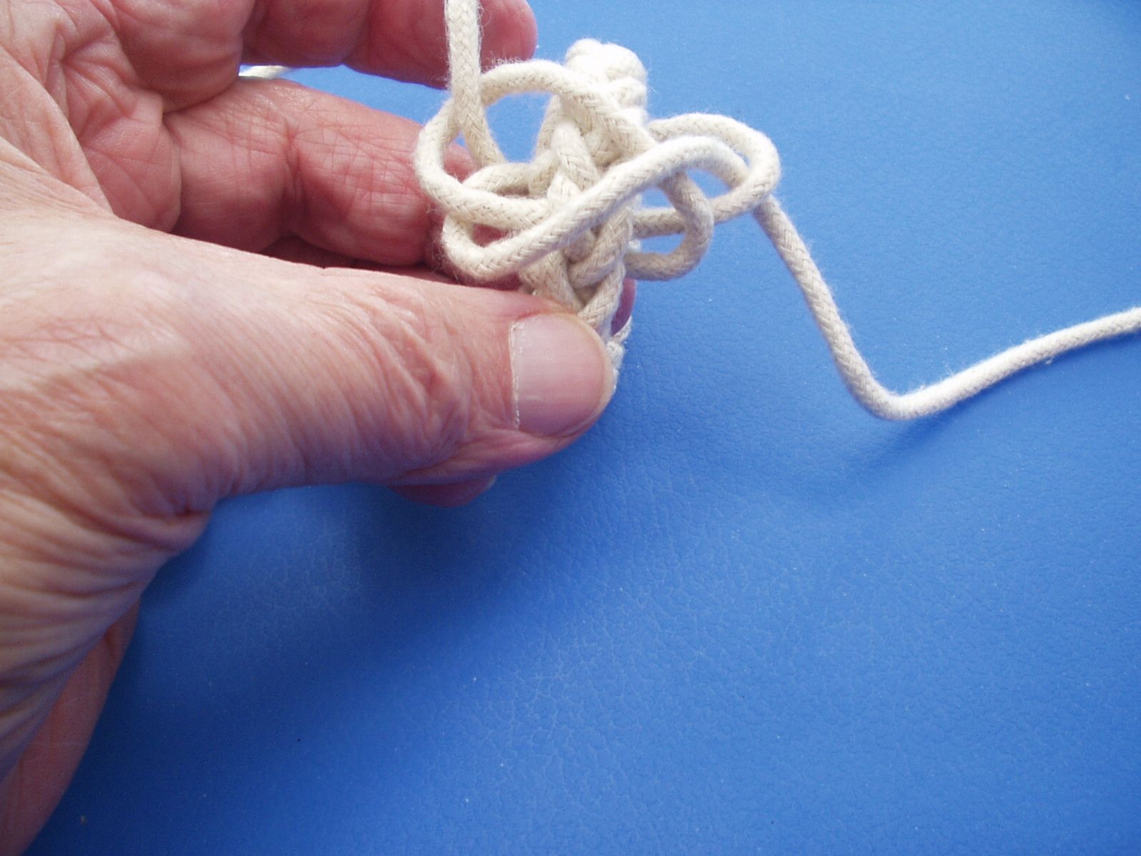 Single Strand Ringbolt Hitching : 11 Steps (with Pictures) - Instructables