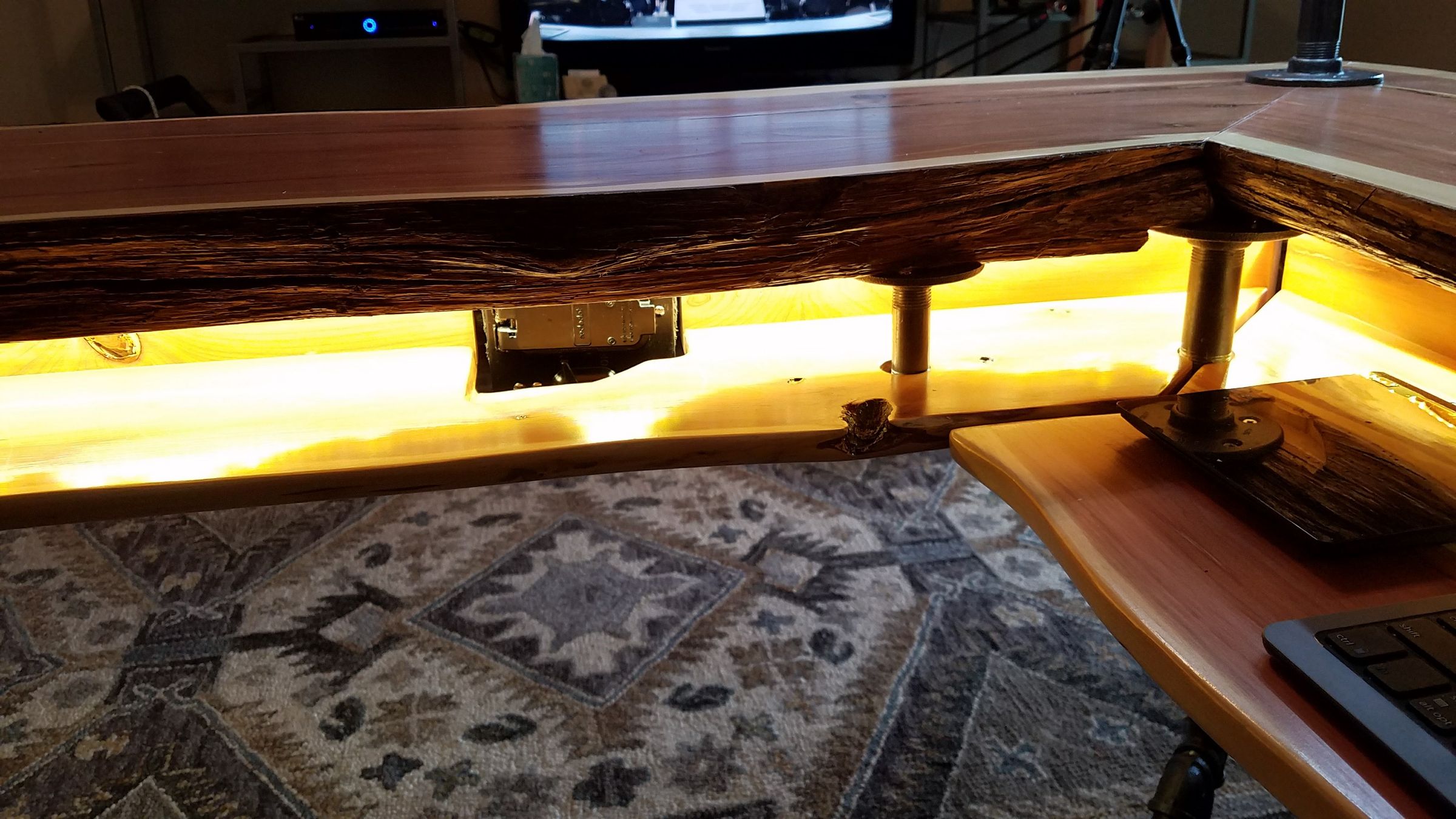 Live Edge Cedar Industrial Computer Desk : 8 Steps (with Pictures ...