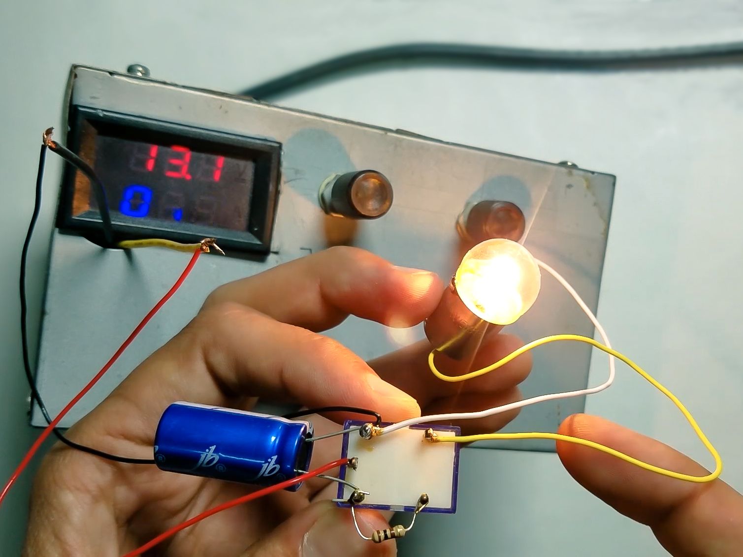 Light Bulb Flasher Without Transistors : 6 Steps - Instructables