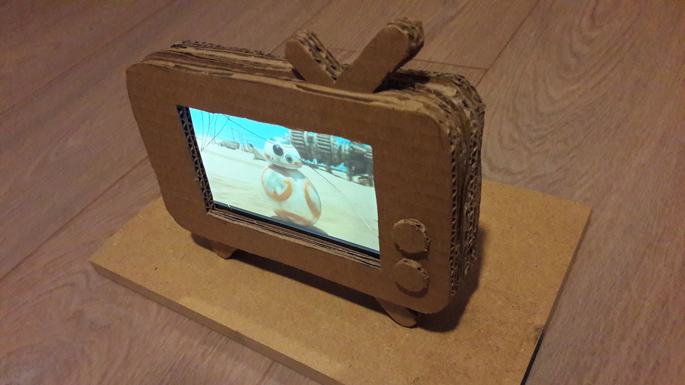 Cardboard Phone Tv : 7 Steps (with Pictures) - Instructables