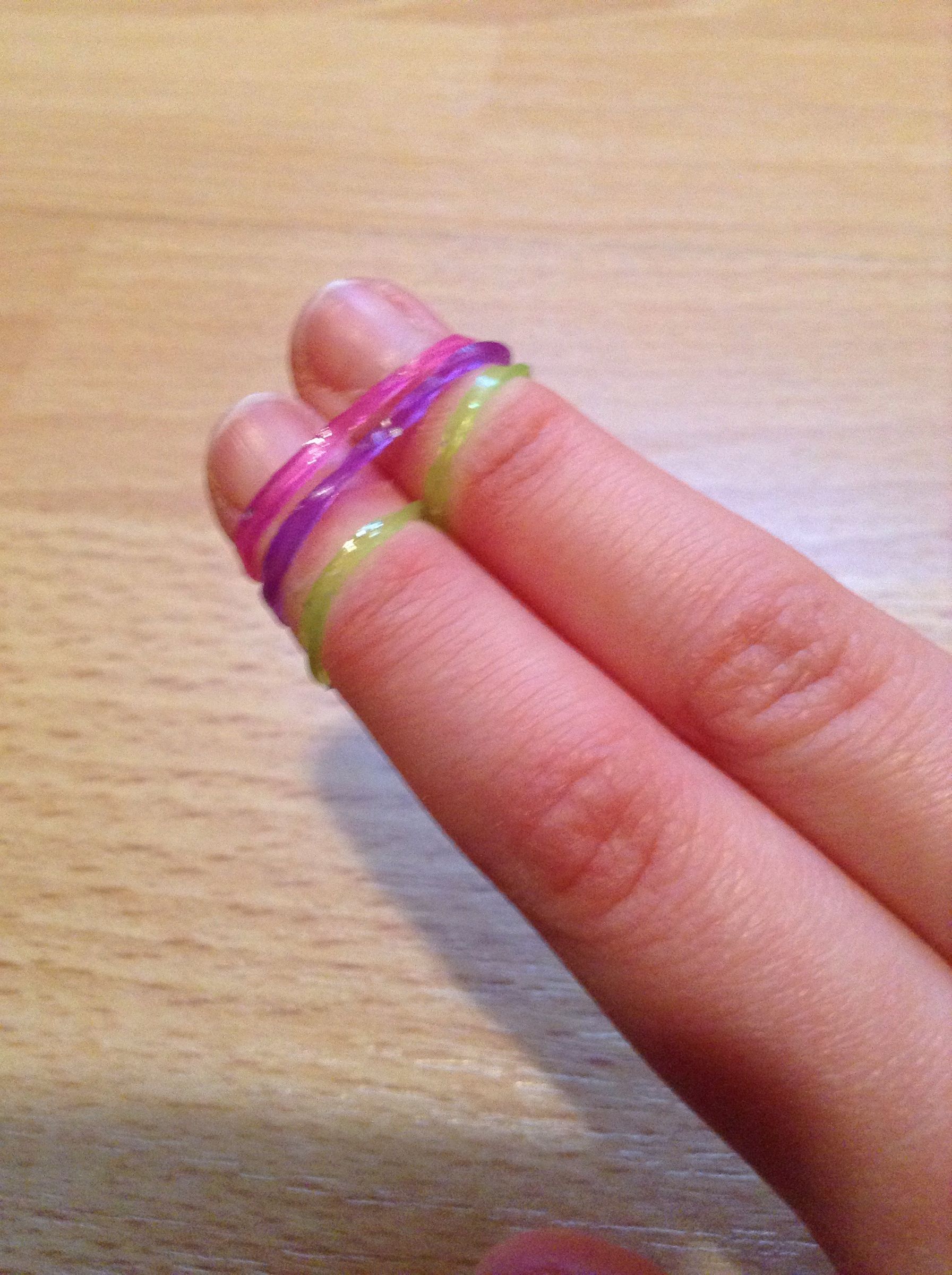 How to Make a Rainbow Loom Fishtail Bracelet With Your Fingers : 4 ...