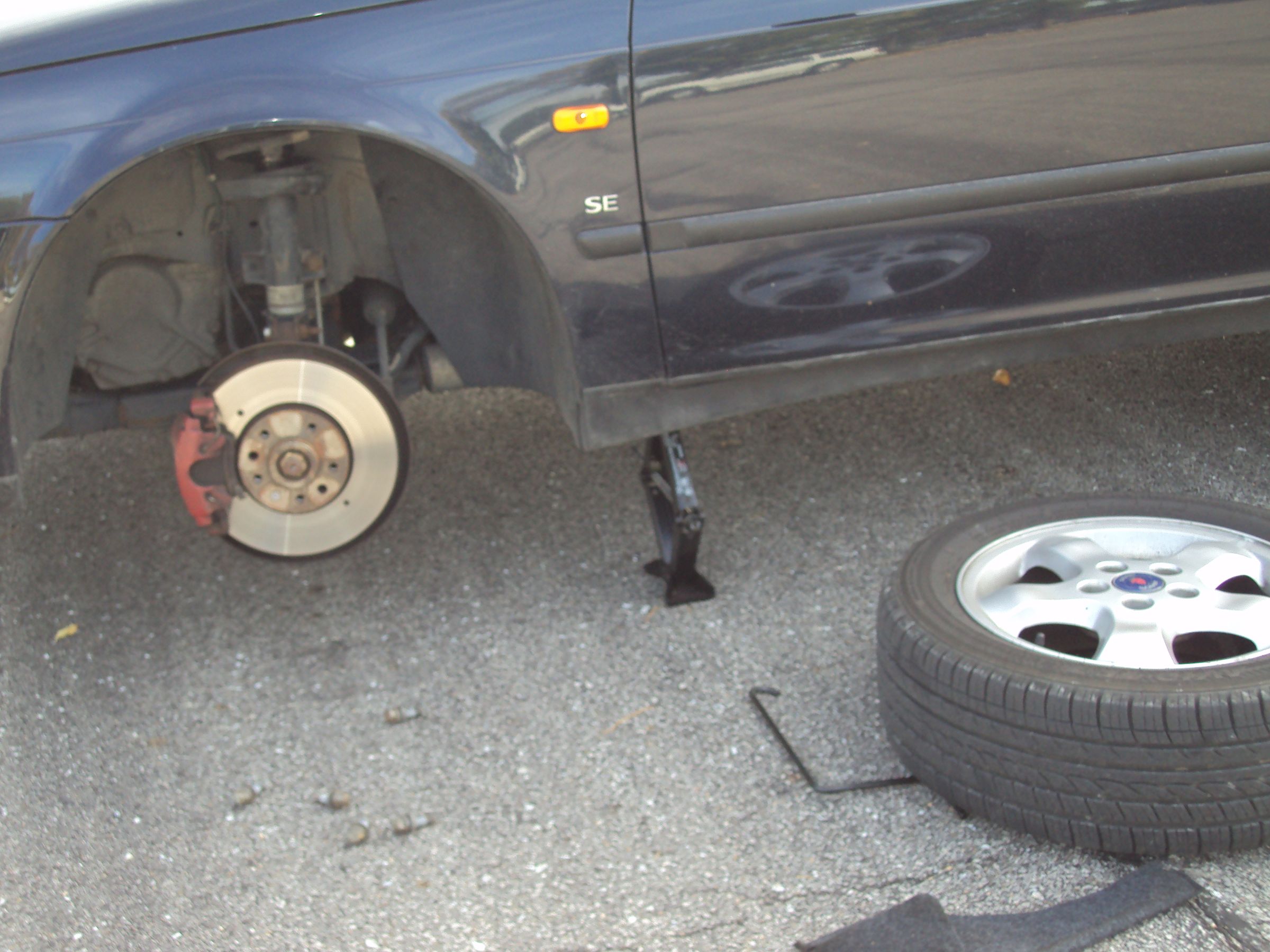 Changing a Flat Tire : 6 Steps - Instructables