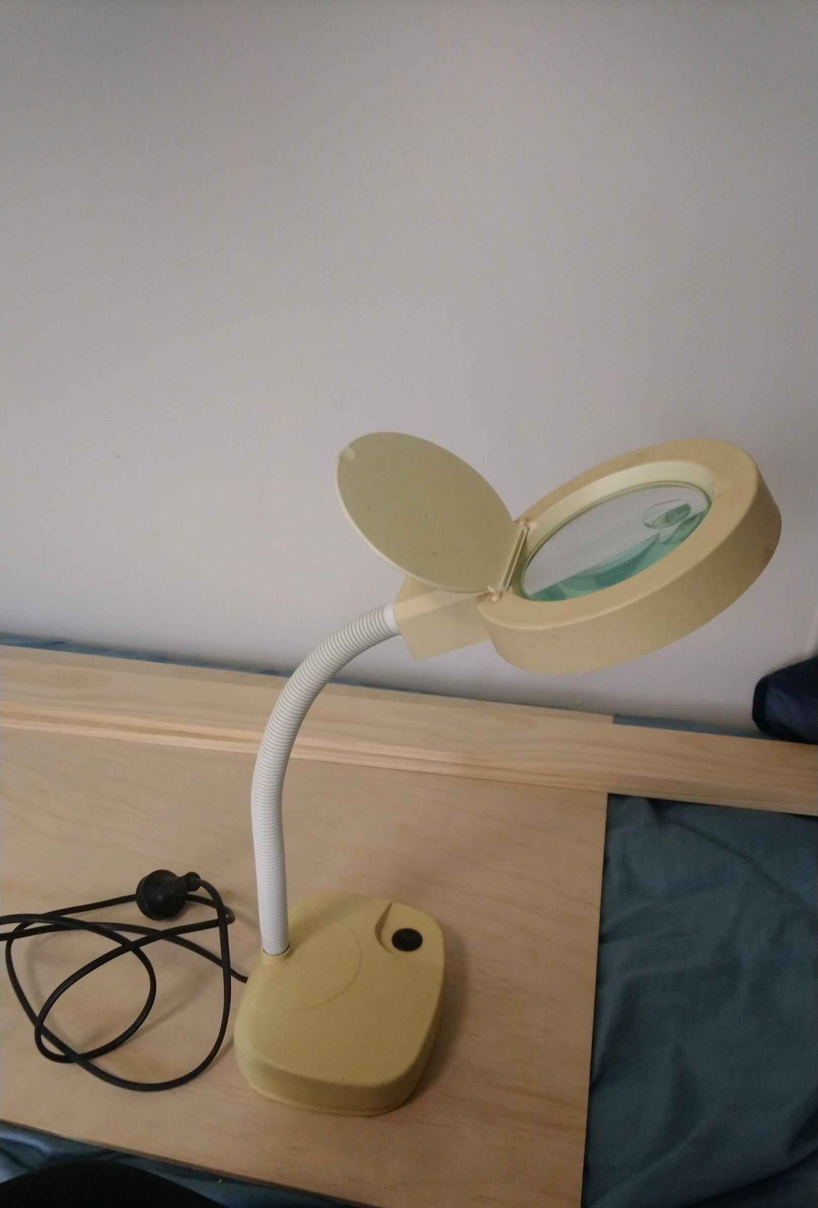 Repair and Upgrade a Magnifying Desk Lamp : 4 Steps - Instructables