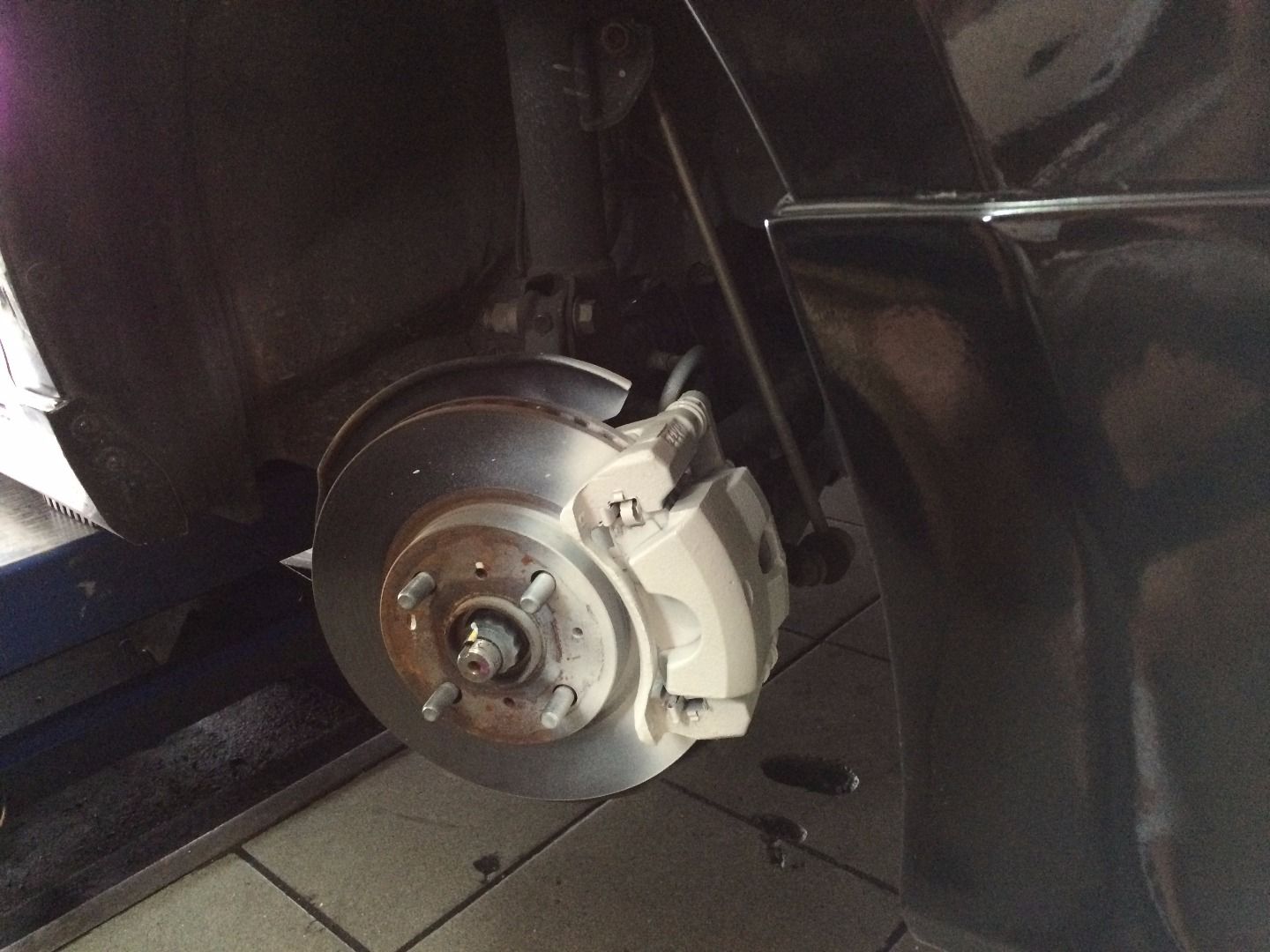 How to DIY Paint Car Brake Calipers : 4 Steps - Instructables