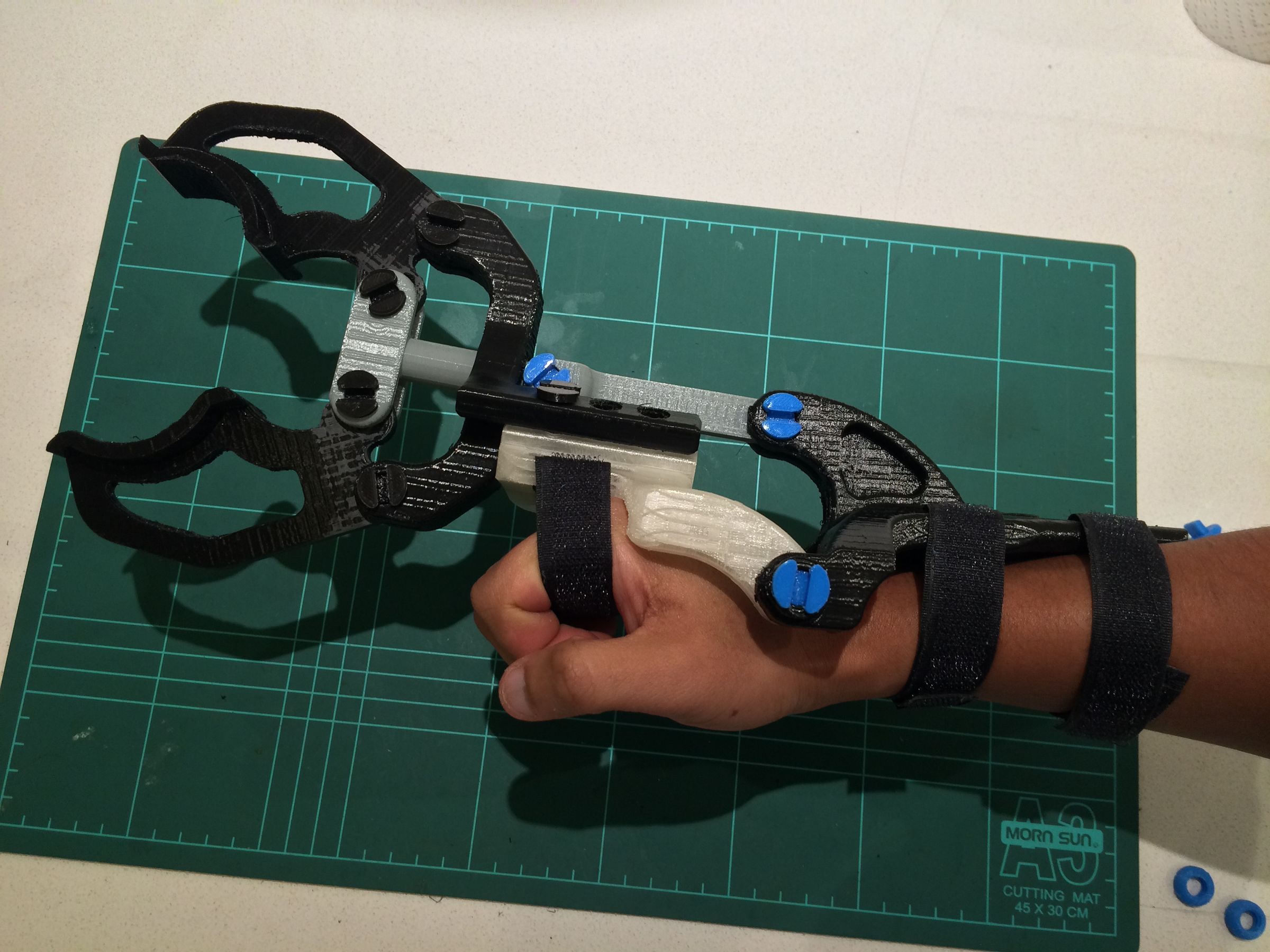 Black Ram Hand (Robotic/Prosthetic Hybrid) : 8 Steps (with Pictures ...