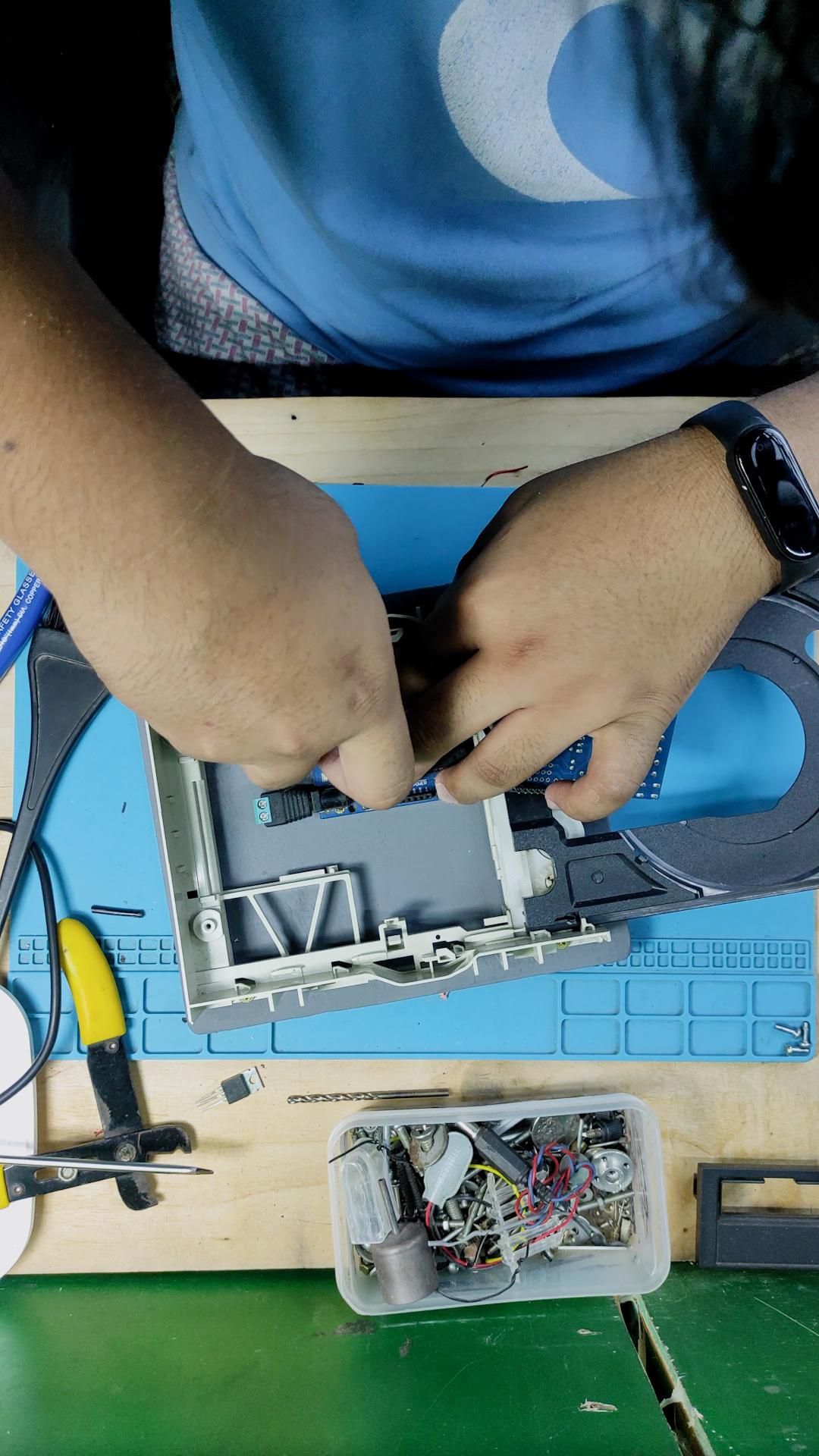 Homebrew PCB Shaker for Etching Using an Old DVD Rom! : 8 Steps (with ...