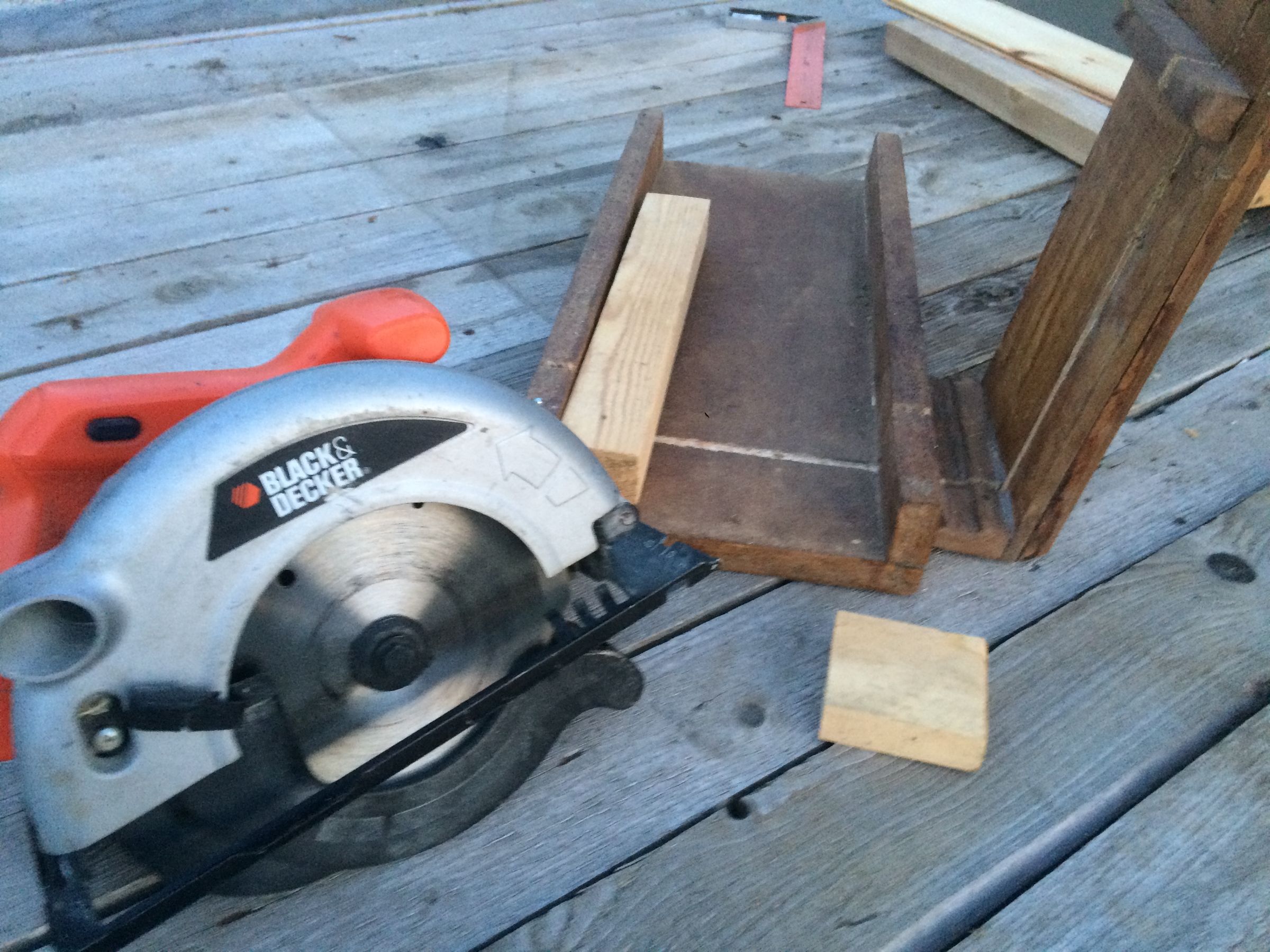 Circular Saw Cross Miter Cutting Station : 6 Steps - Instructables