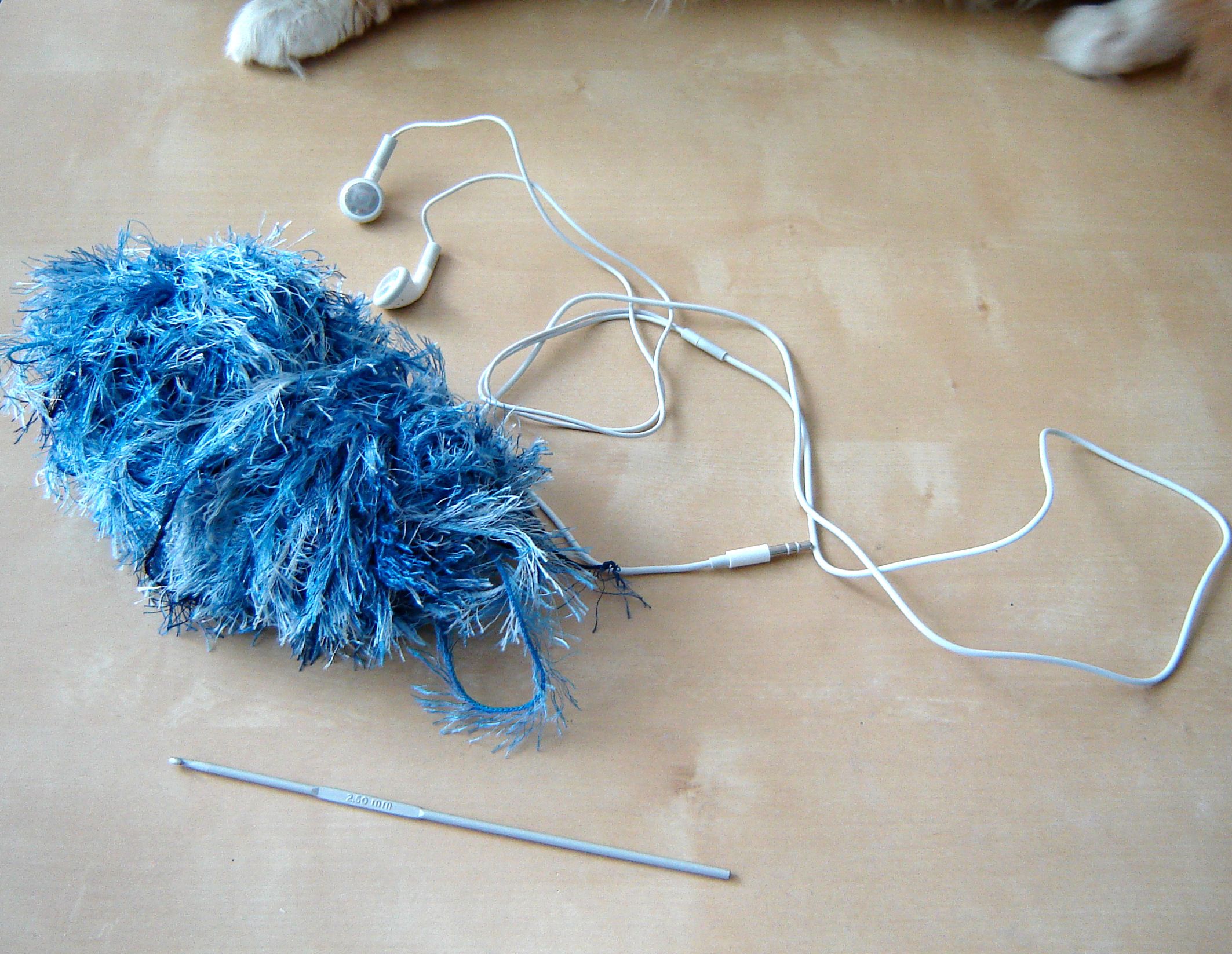Fluffy Earphone Sleeve : 4 Steps (with Pictures) - Instructables