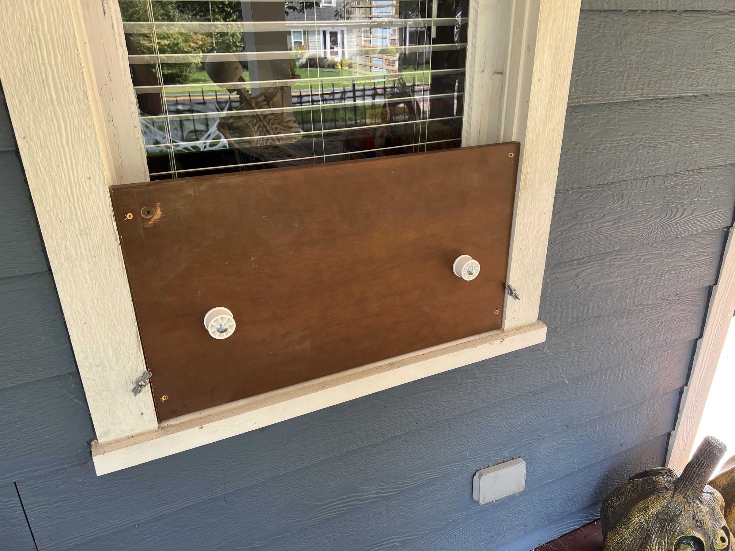 Over Sized Skeleton Breaking Out of My Home : 11 Steps (with Pictures ...