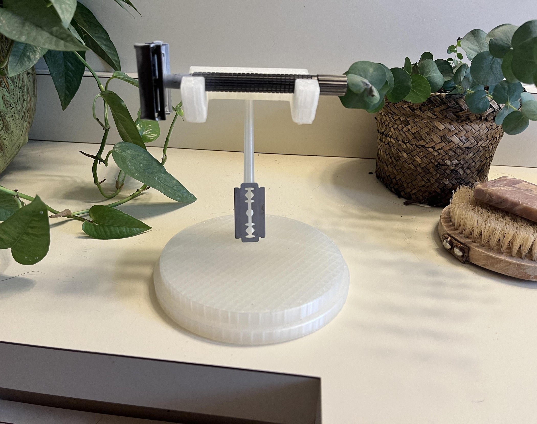 Horizontal Safety Razor Stand : 5 Steps - Instructables