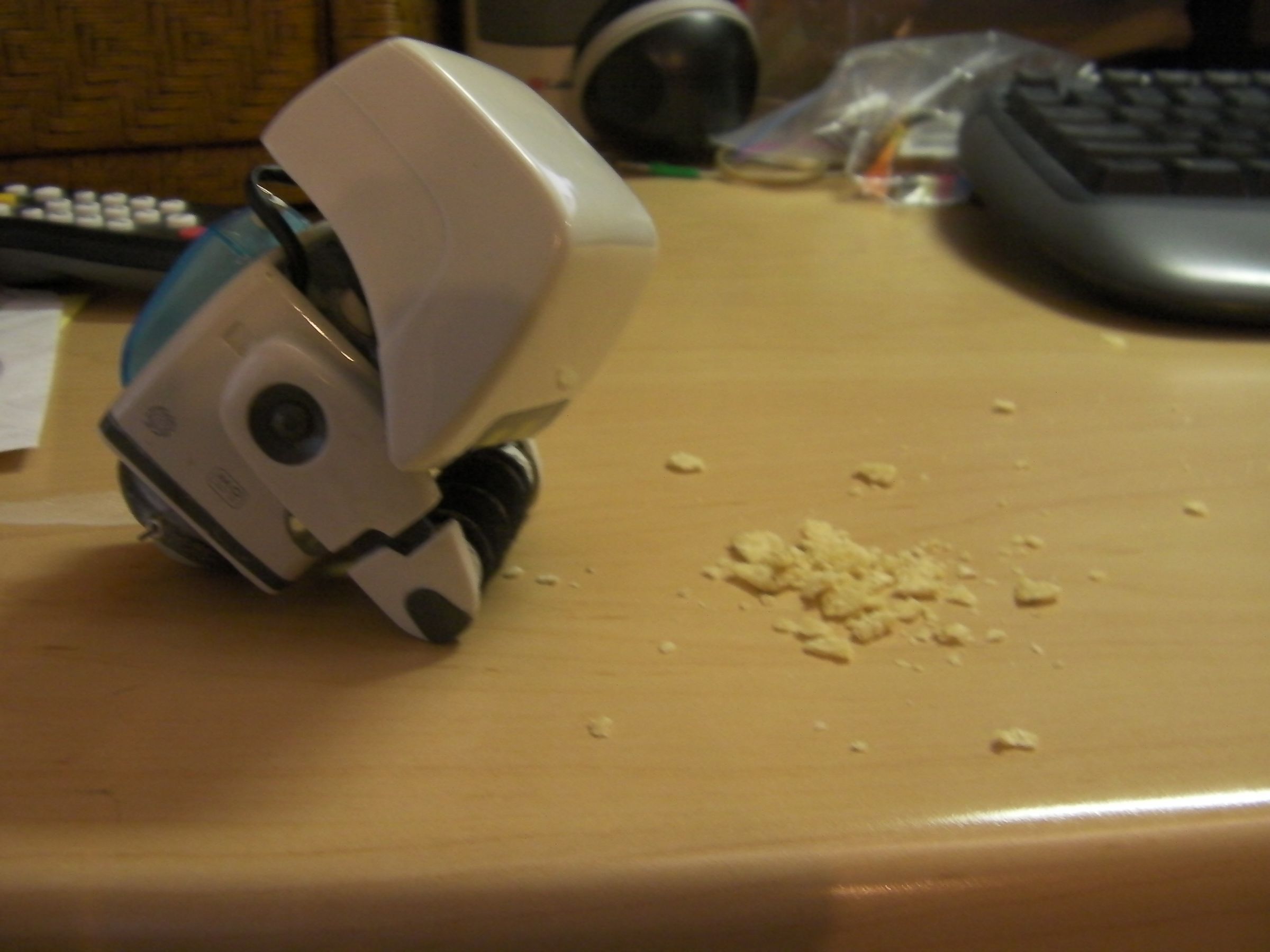 DIY PIXAR: M-O (Microbe Obliterator) Cleaner Bot : 10 Steps (with ...