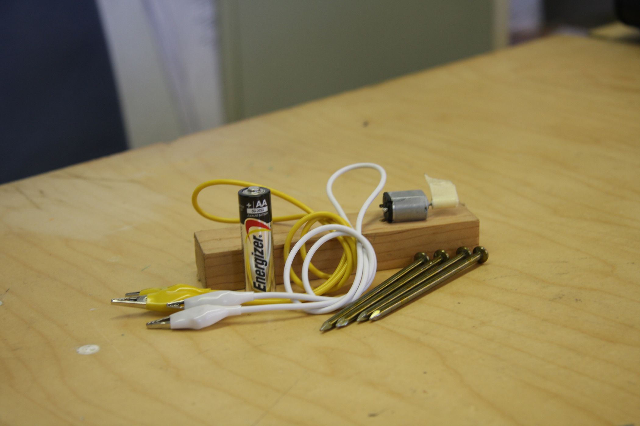 How to Make a Simple Battery Holder : 4 Steps - Instructables