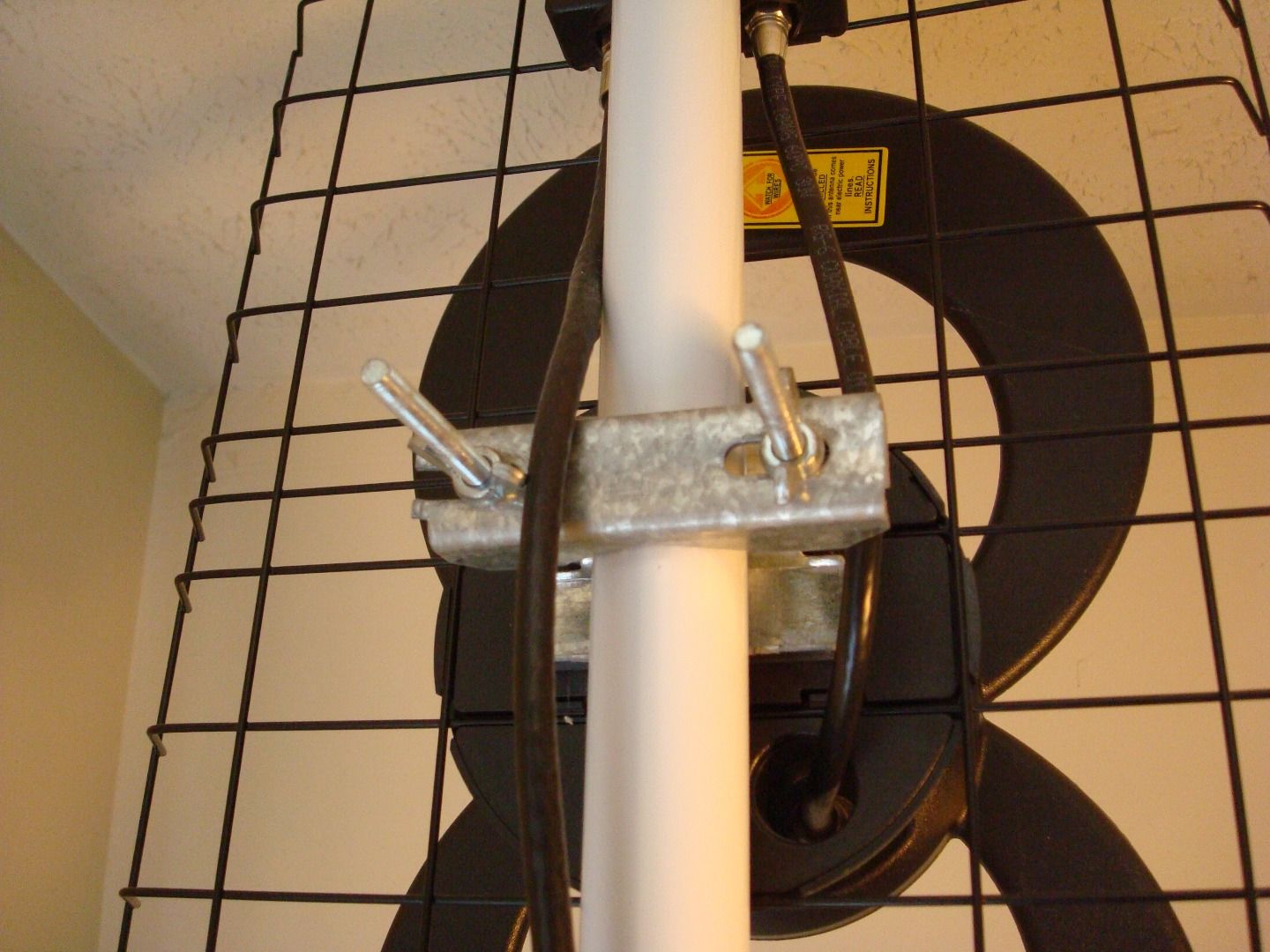 Indoor TV Antenna Mount : 4 Steps - Instructables