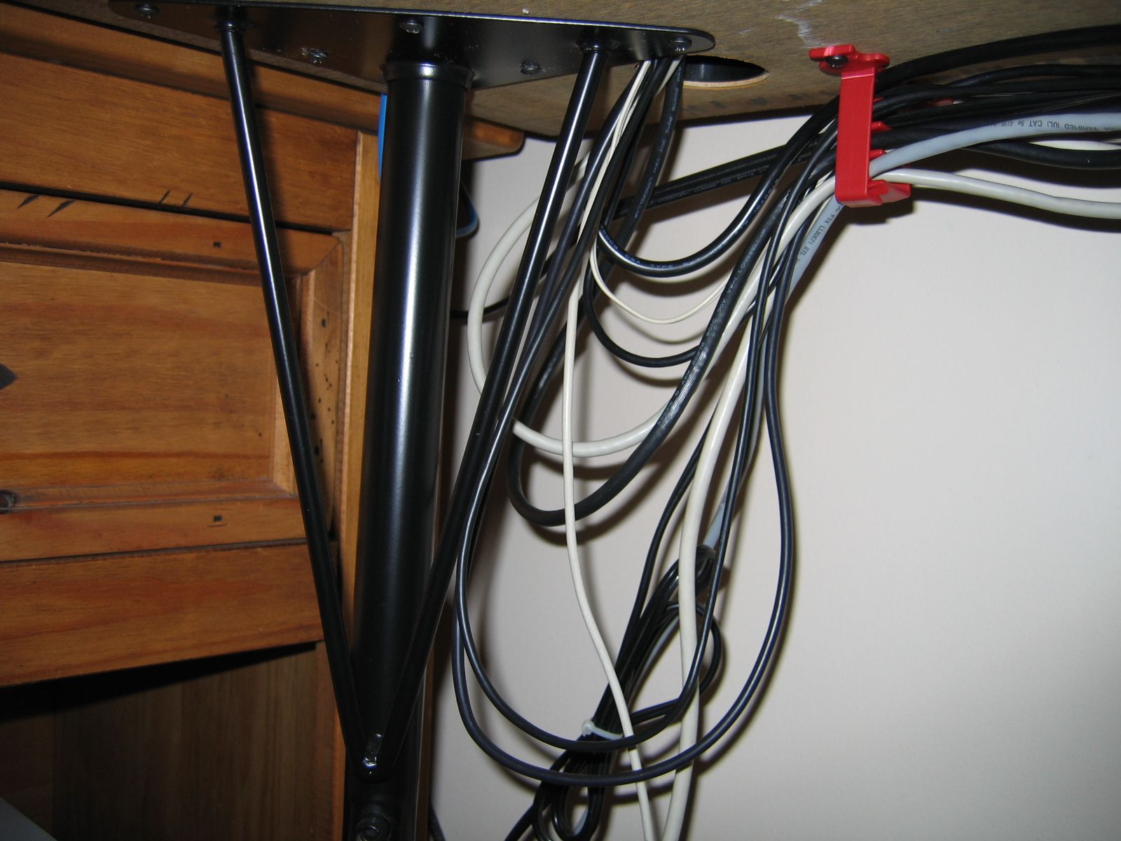 Computer Desk Cable Management on the Cheap : 10 Steps - Instructables
