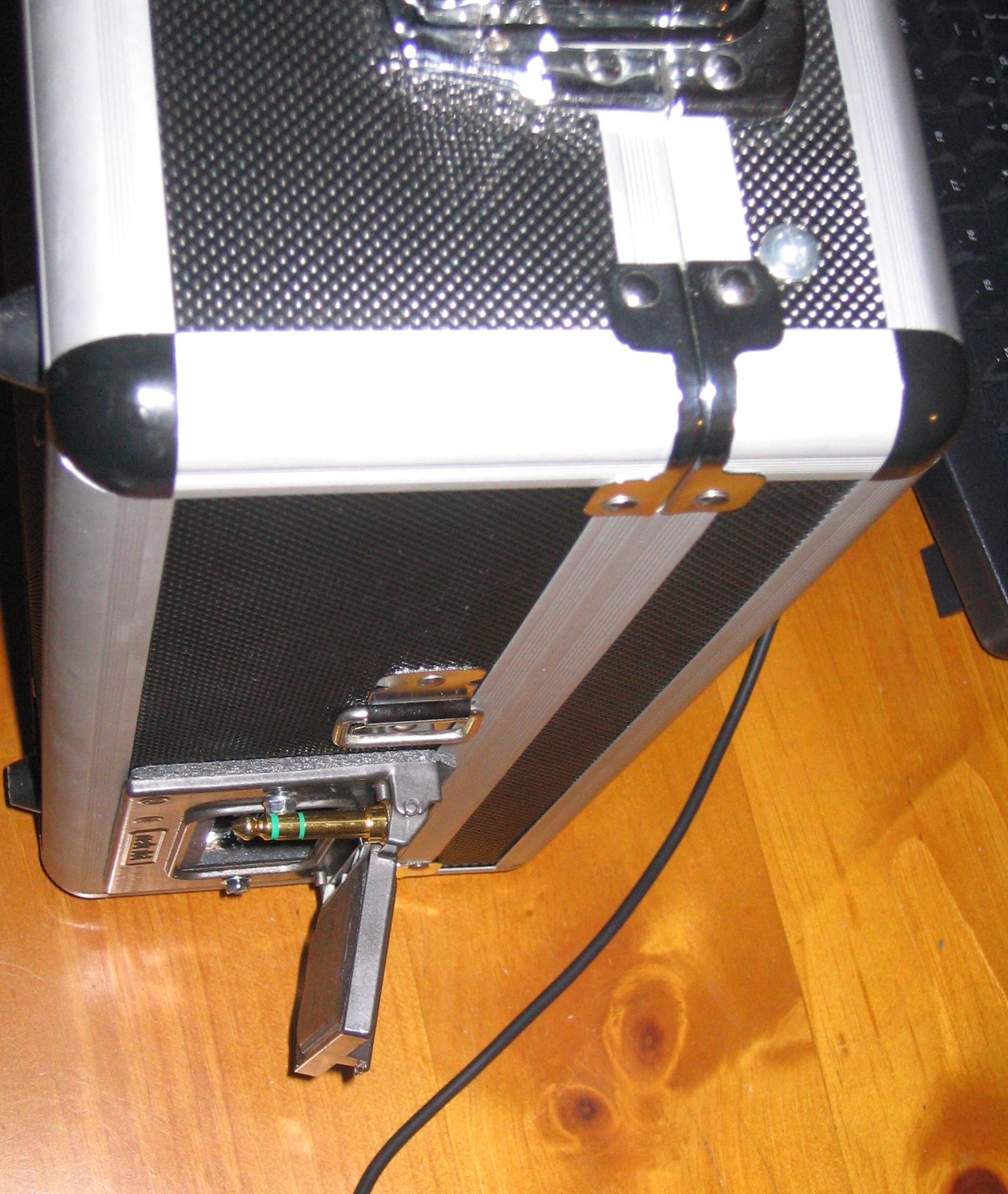 (Suit)case Mod : 4 Steps - Instructables